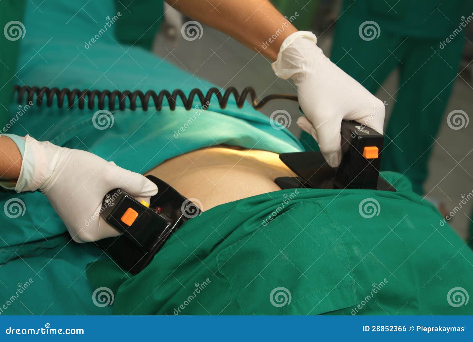 Pratica del defibrillatore fotografia stock. Immagine di artificiale ...