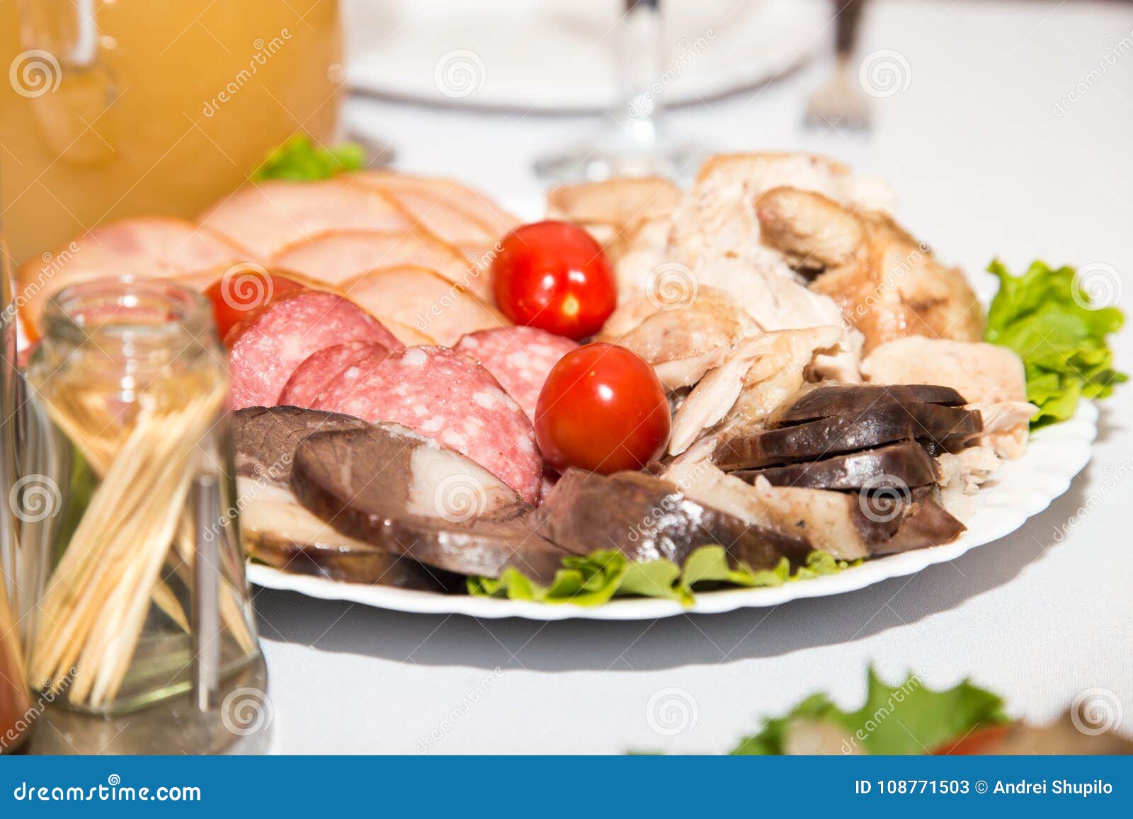 Prato Bonito Com Carne Na Tabela Imagem de Stock - Imagem de delicioso ...