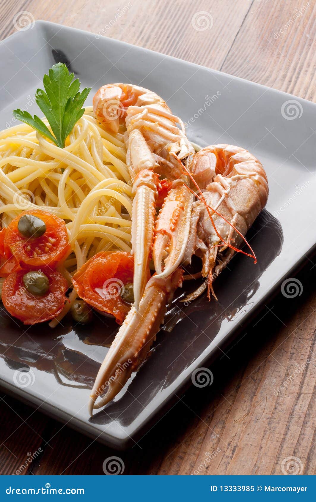 Prato Com Espaguete E Tomates Do Scampi Imagem de Stock - Imagem de ...