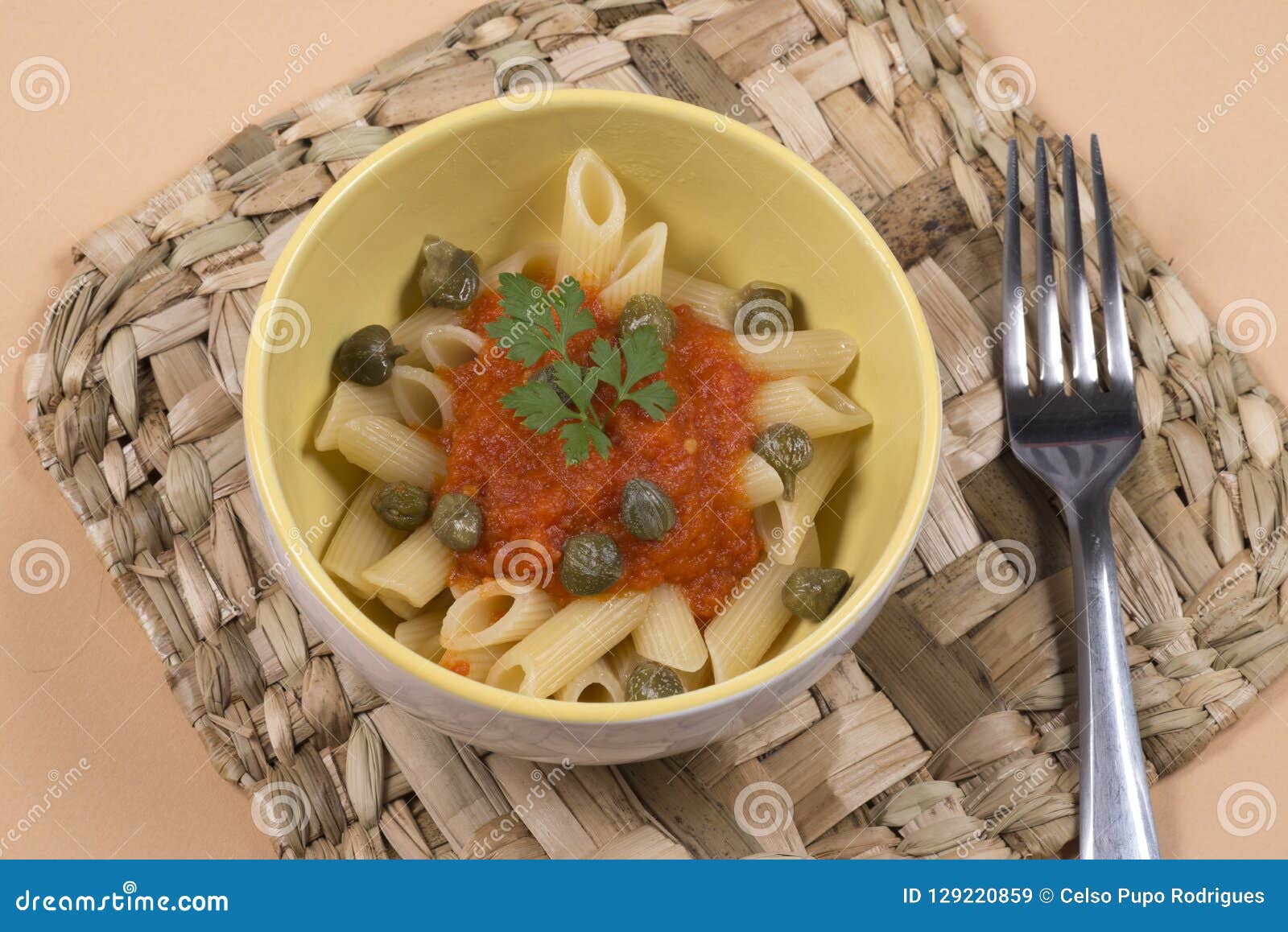 Prato Da Massa Com Molho De Tomate Imagem de Stock - Imagem de massa ...