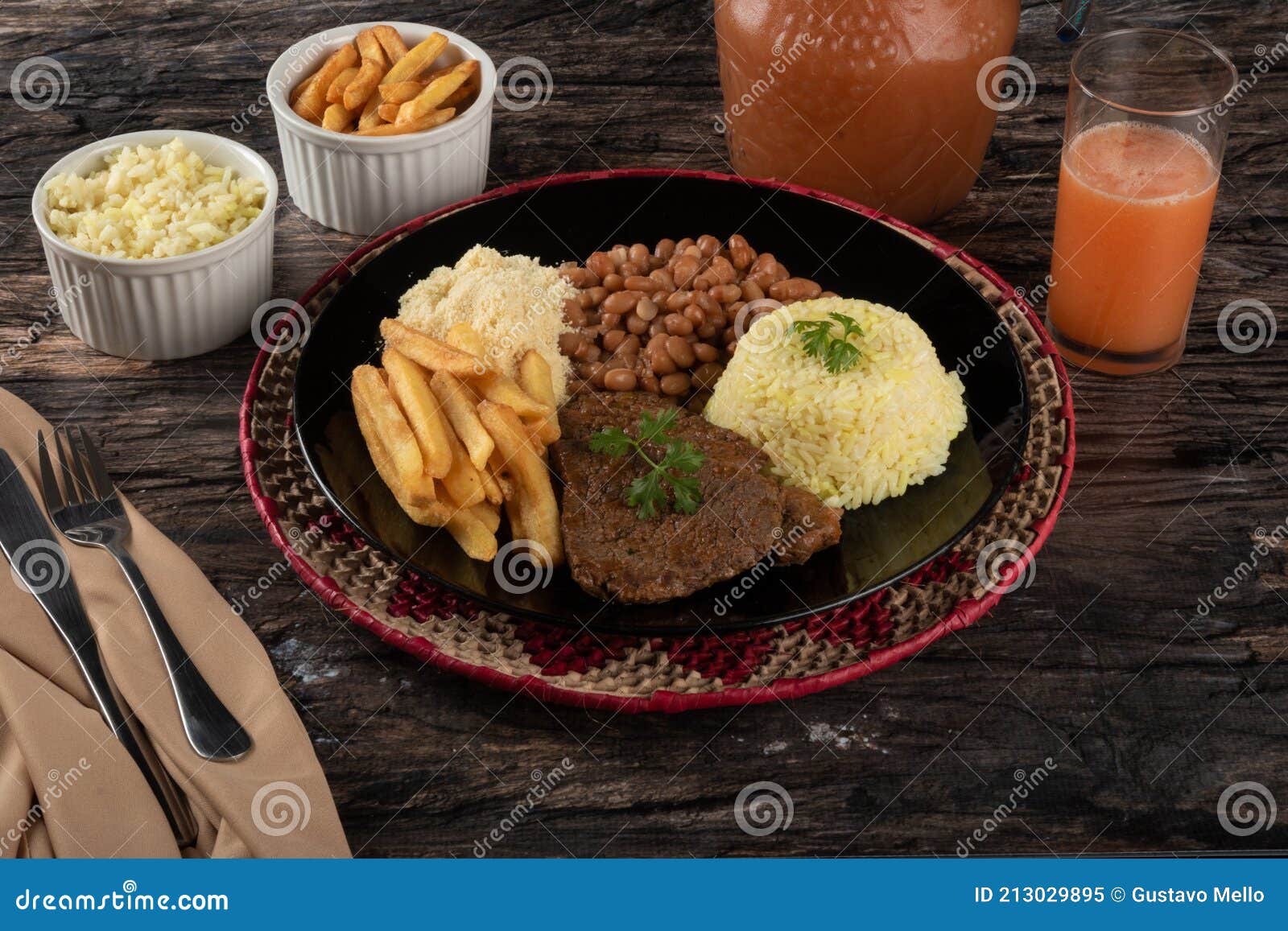 Prato De Comida Tradicional Caseira Brasileira Imagem de Stock - Imagem ...