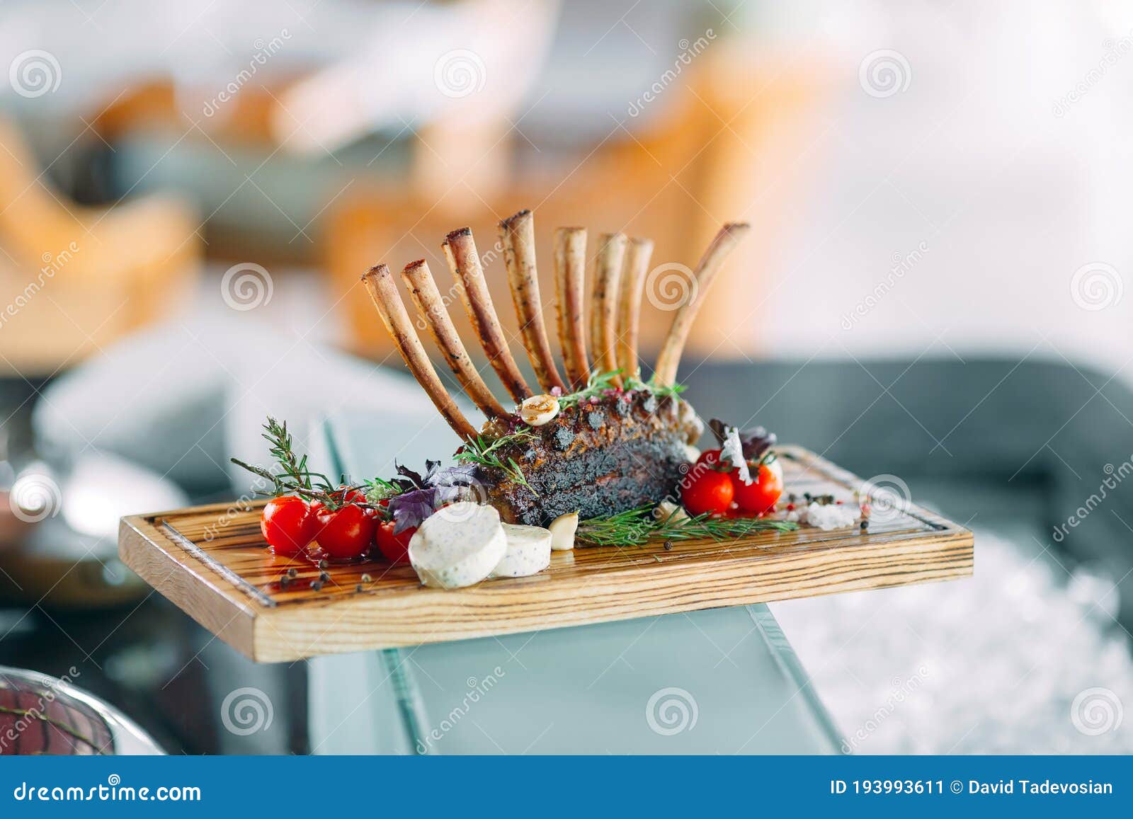 Prato De Cordeiro Com Tomate Num Tabuleiro De Madeira. Imagem de Stock ...