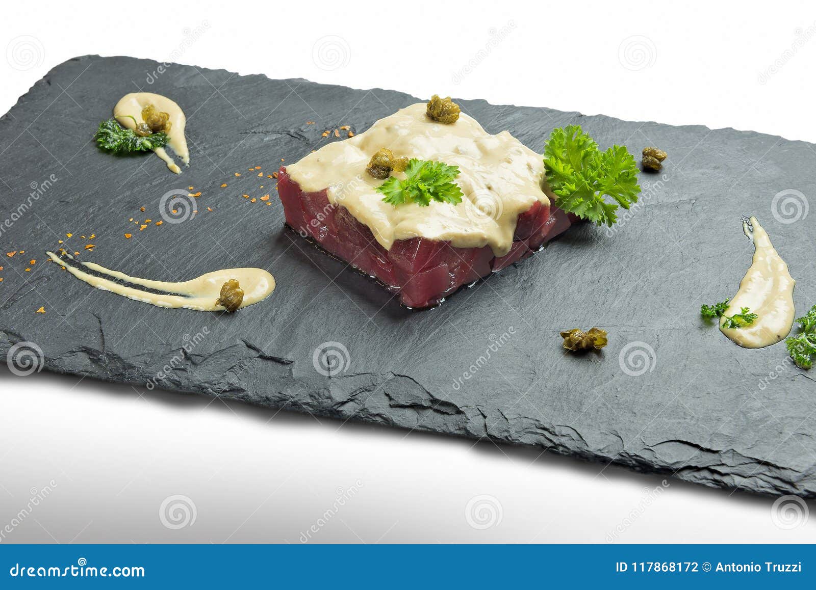Prato De Peixes, Atum De Bluefin Tartare Com Molho Foto de Stock ...