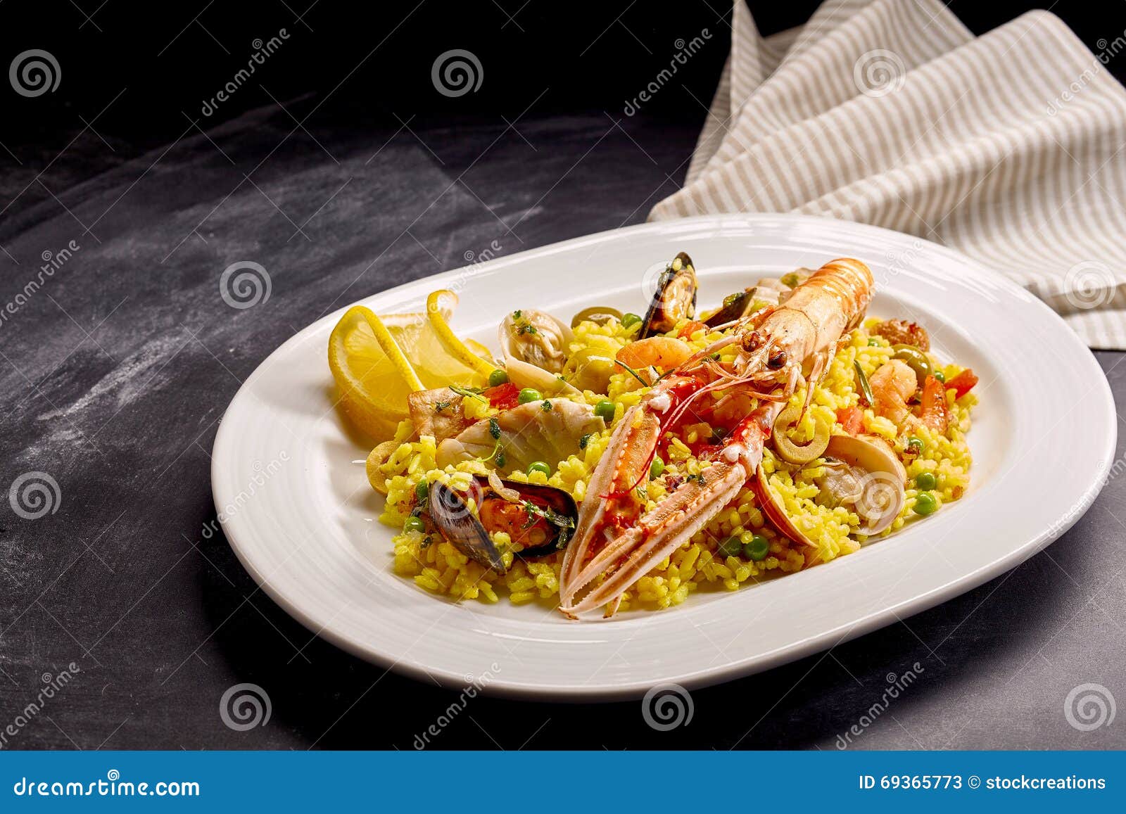 Prato Espanhol Do Paella Com O Marisco Servido Na Bandeja Imagem de ... Prato Espanhol Do Paella Com O Marisco Servido Na Bandeja Imagem de ...