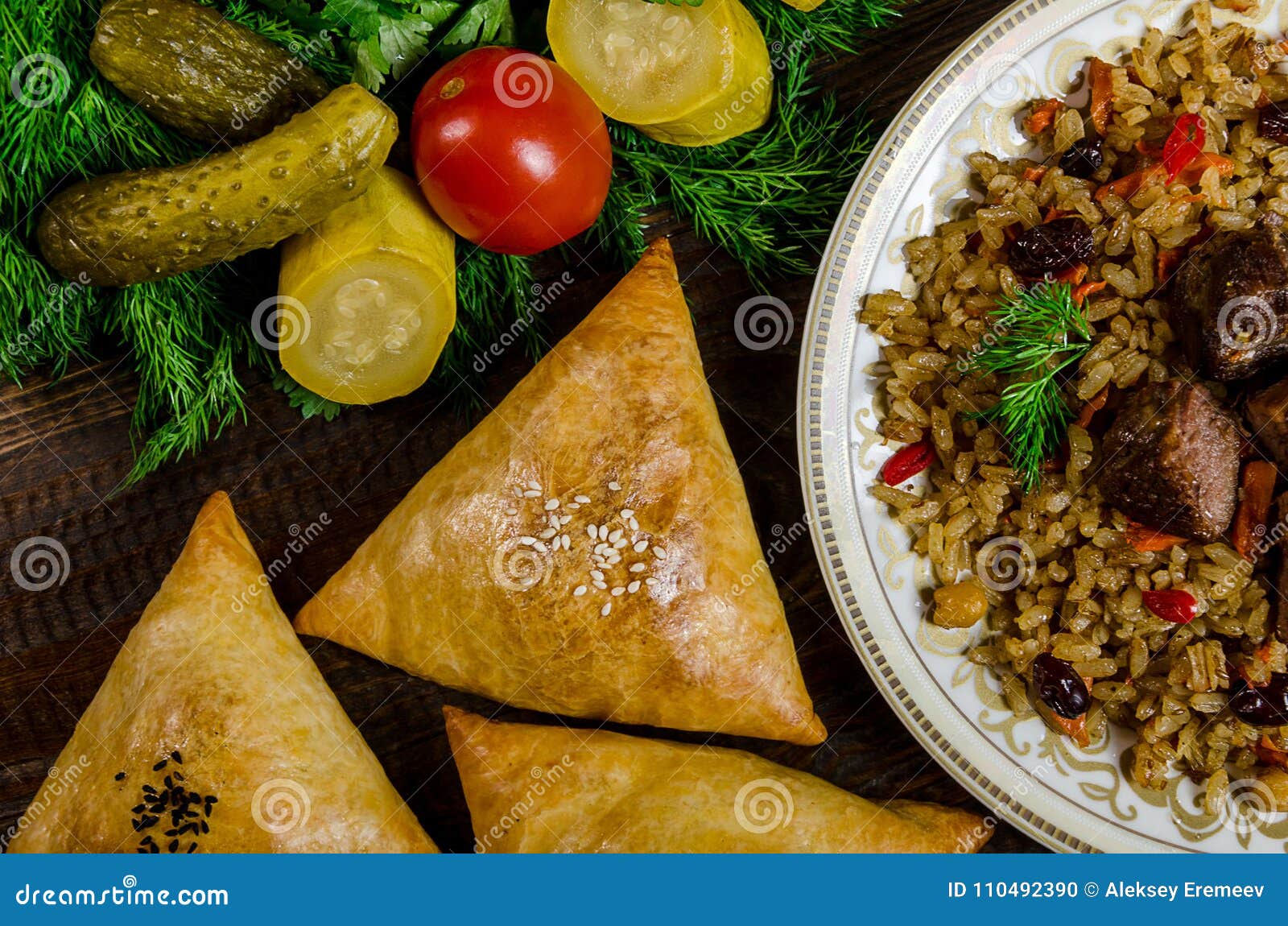 Prato Nacional Do Uzbeque Do Pilau E Do Samsa Em Um Backgrou De Madeira ... Prato Nacional Do Uzbeque Do Pilau E Do Samsa Em Um Backgrou De Madeira ...