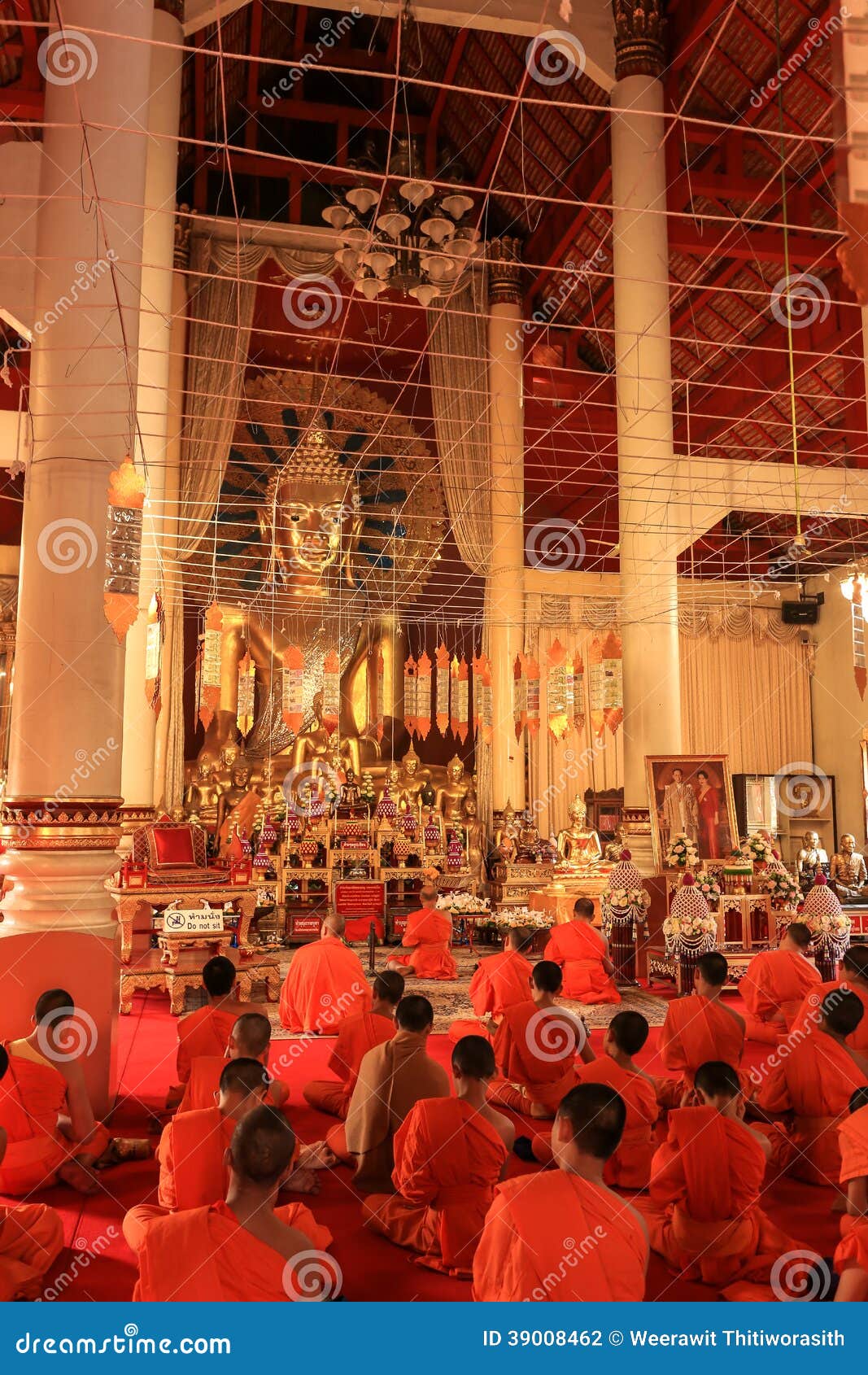 Prayers to Buddha editorial photography. Image of thai - 39008462