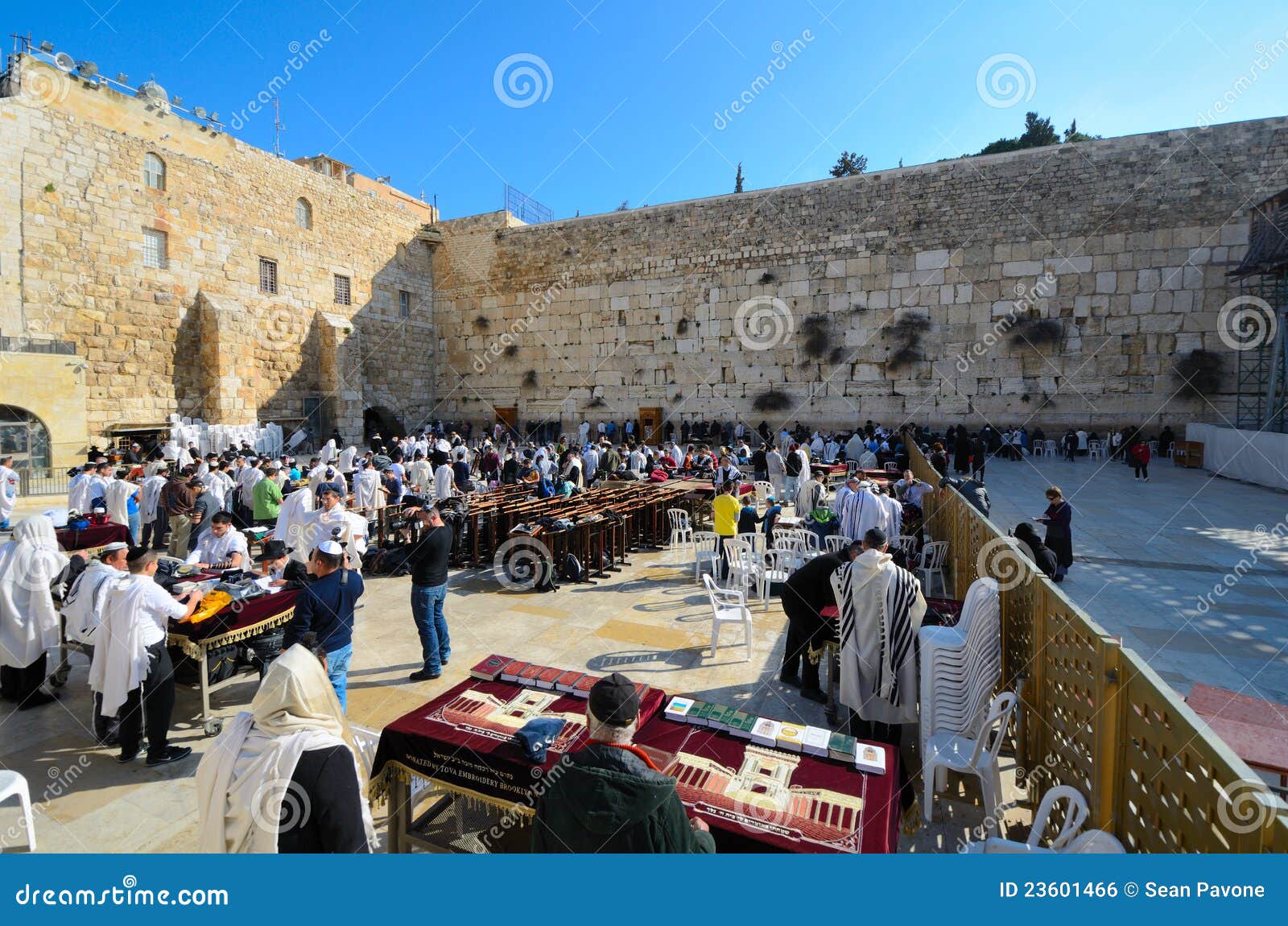 Praying Jews editorial photo. Image of promised, jewish - 23601466