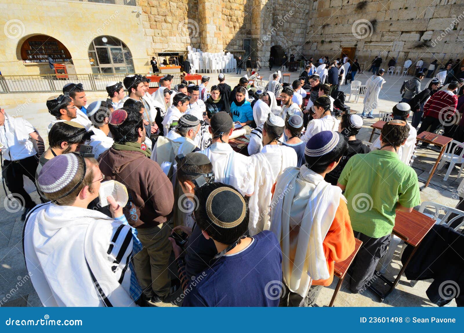 Praying Jews editorial stock photo. Image of crowd, israeli - 23601498