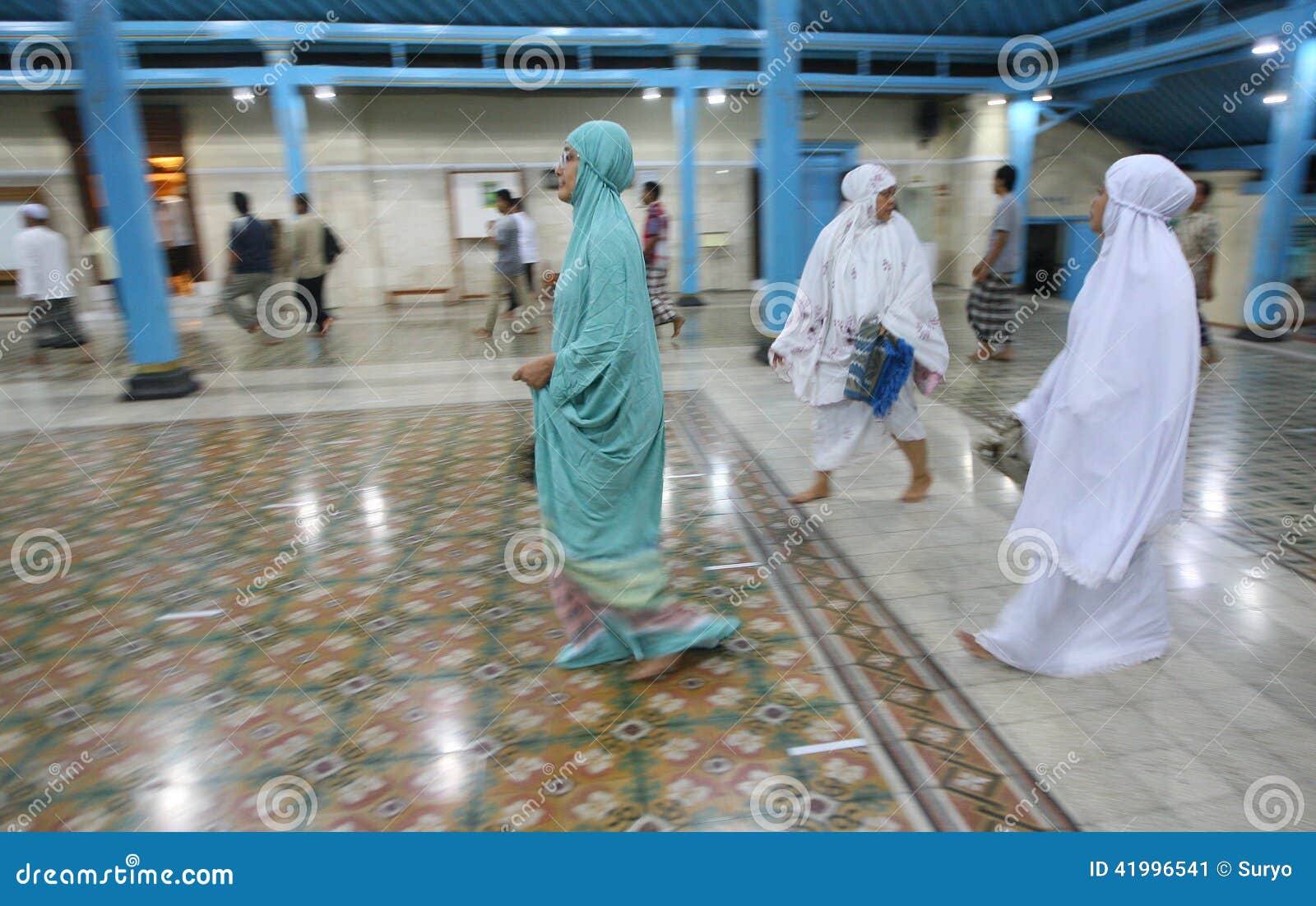 Praying in the mosque editorial photo. Image of muslims - 41996541