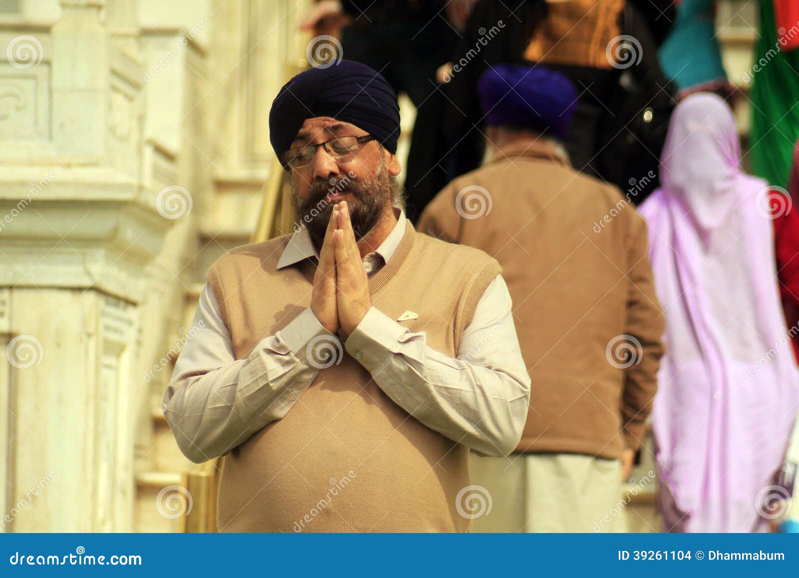 Praying Sikh in Amritsar editorial stock image. Image of golden - 39261104