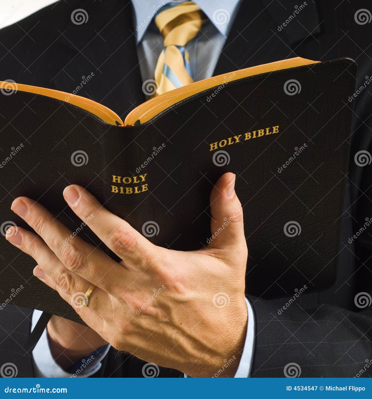 Predicador con la biblia imagen de archivo. Imagen de anillo - 4534547