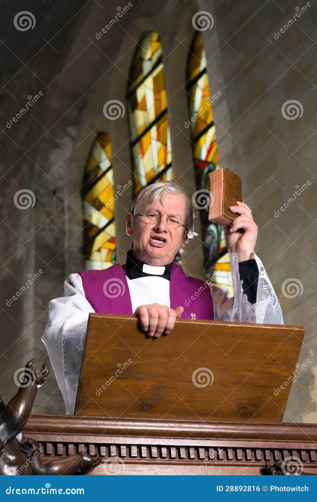 Predicador en el púlpito foto de archivo. Imagen de biblia - 28892816