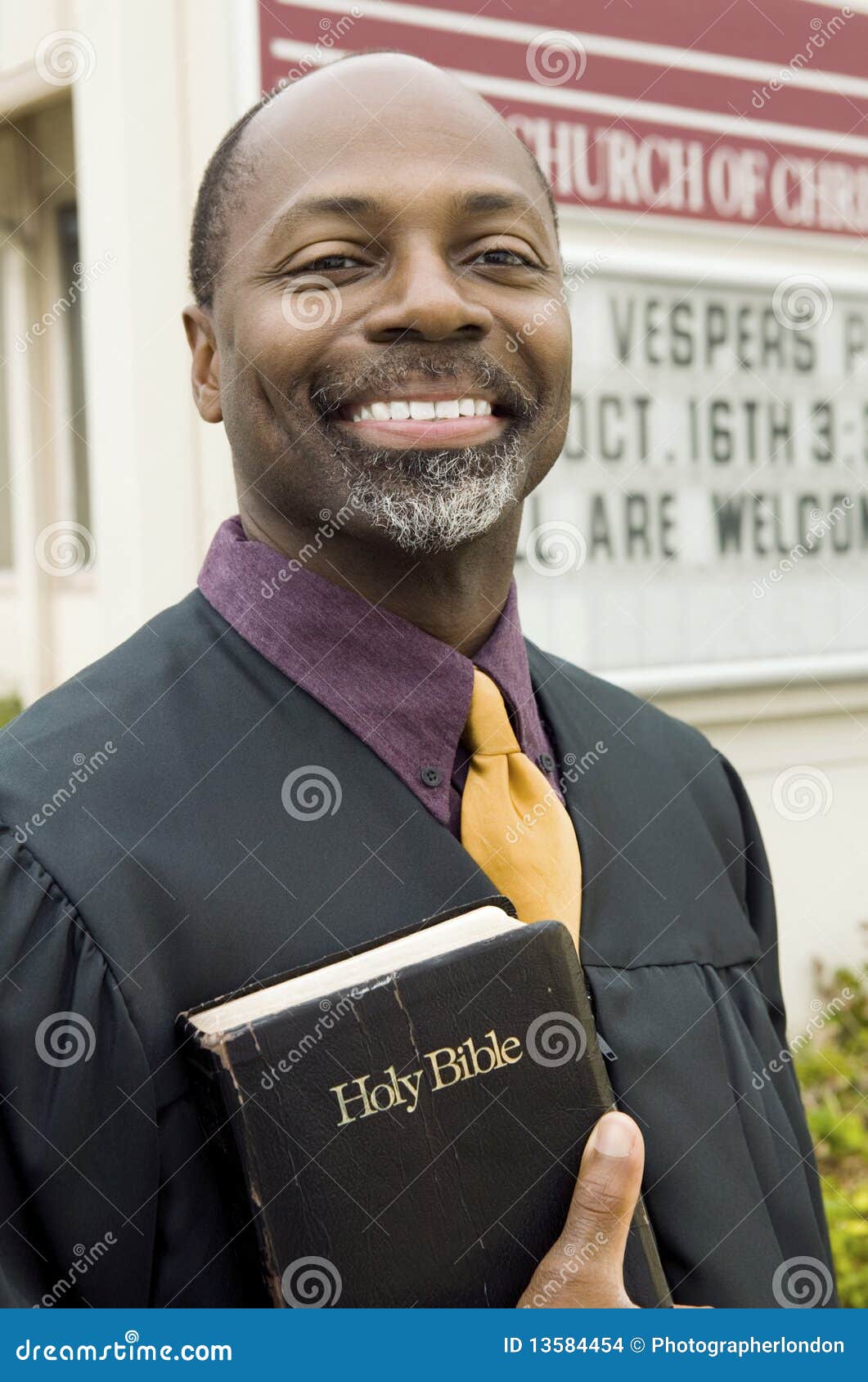 Predicador Sonriente Delante De La Iglesia Foto de archivo - Imagen de ...