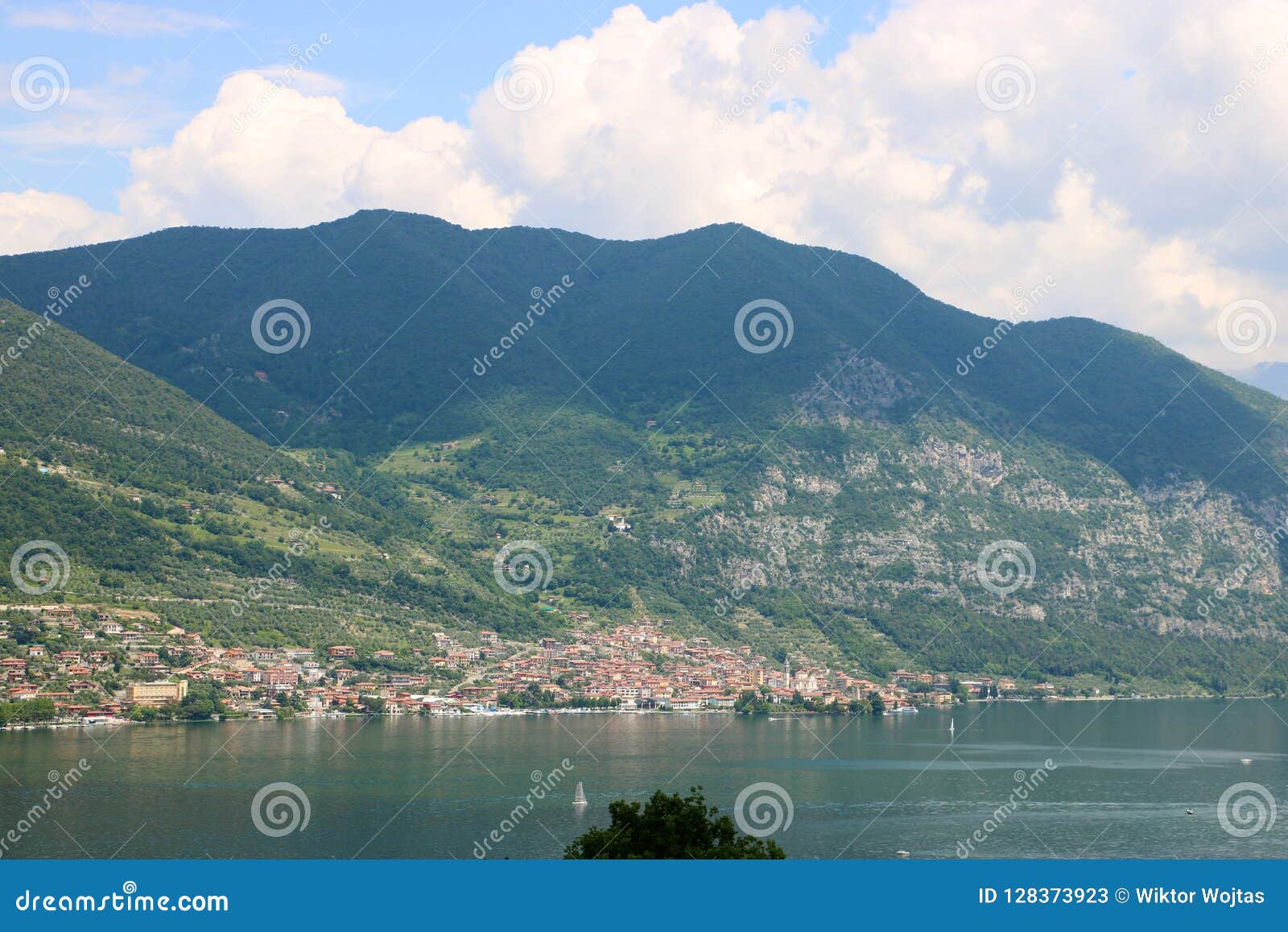 Predore, Italia imagen de archivo. Imagen de italiano - 128373923