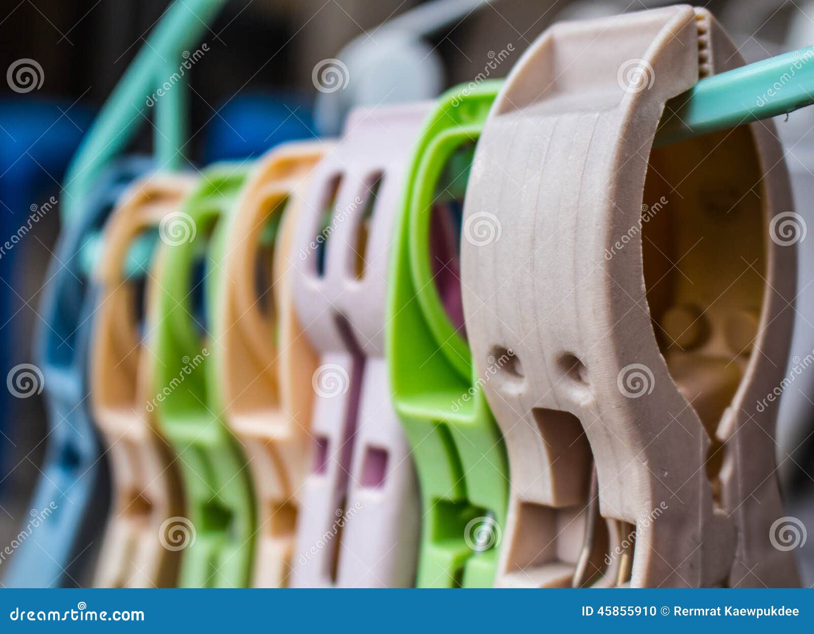 Pregador De Roupa Em Um Painel Foto de Stock - Imagem de housework ...