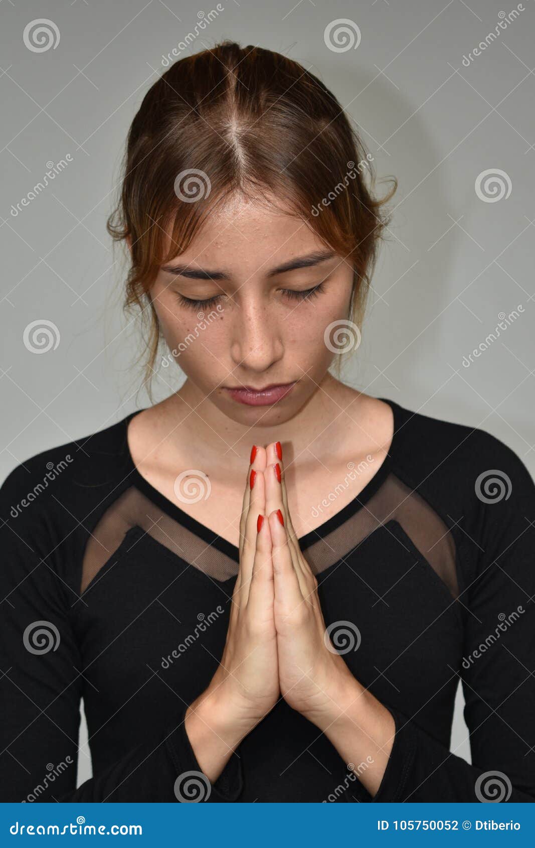 Pregare Femminile Adolescente Ispano Fotografia Stock - Immagine di ...