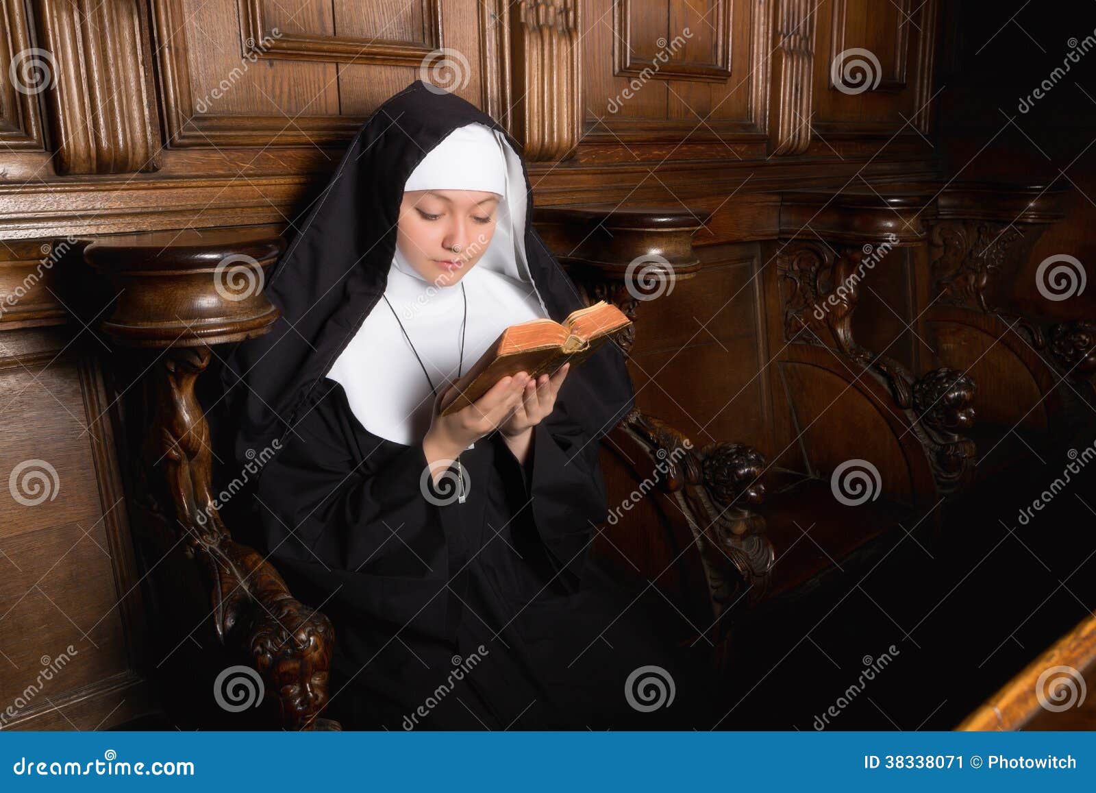 Pregare La Suora Del Principiante Immagine Stock - Immagine di ...