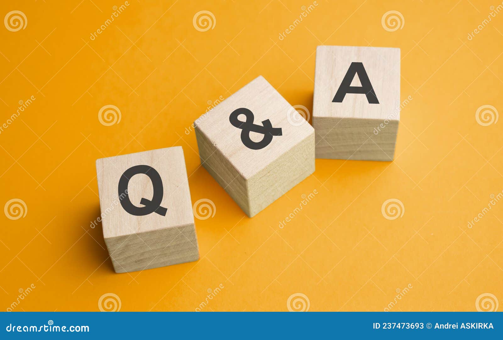 Preguntas Y Respuestas Sobre Cubos De Madera. Concepto Imagen de ... Preguntas Y Respuestas Sobre Cubos De Madera. Concepto Imagen de ...