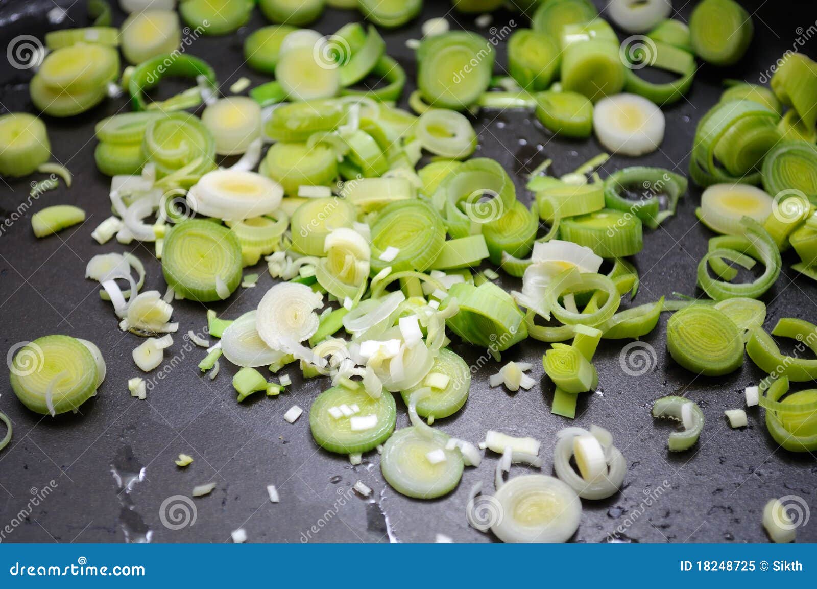 Prei op Pan stock afbeelding. Image of schotel, macro - 18248725