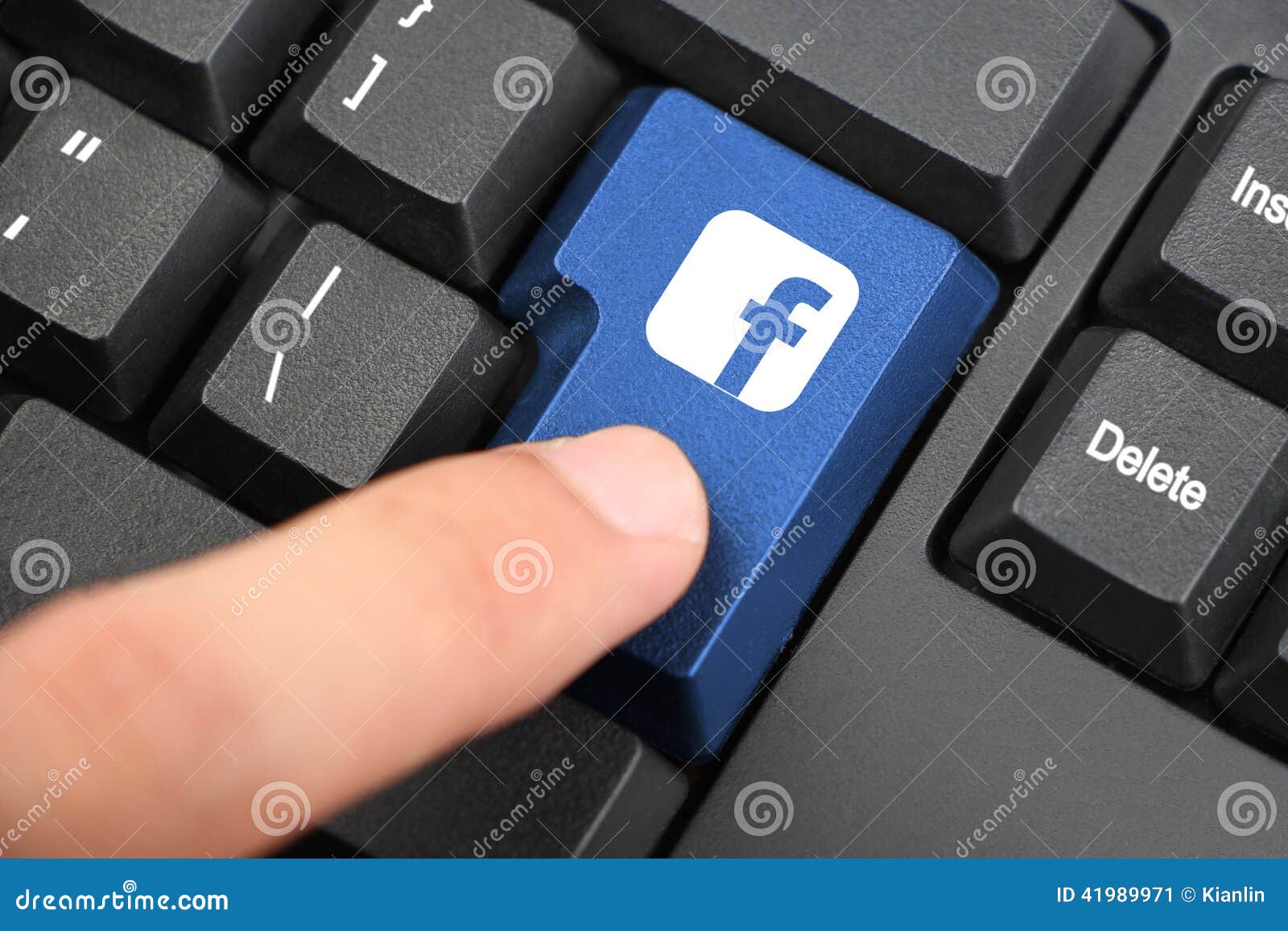 Premi il tasto di Facebook fotografia editoriale. Immagine di colore ...