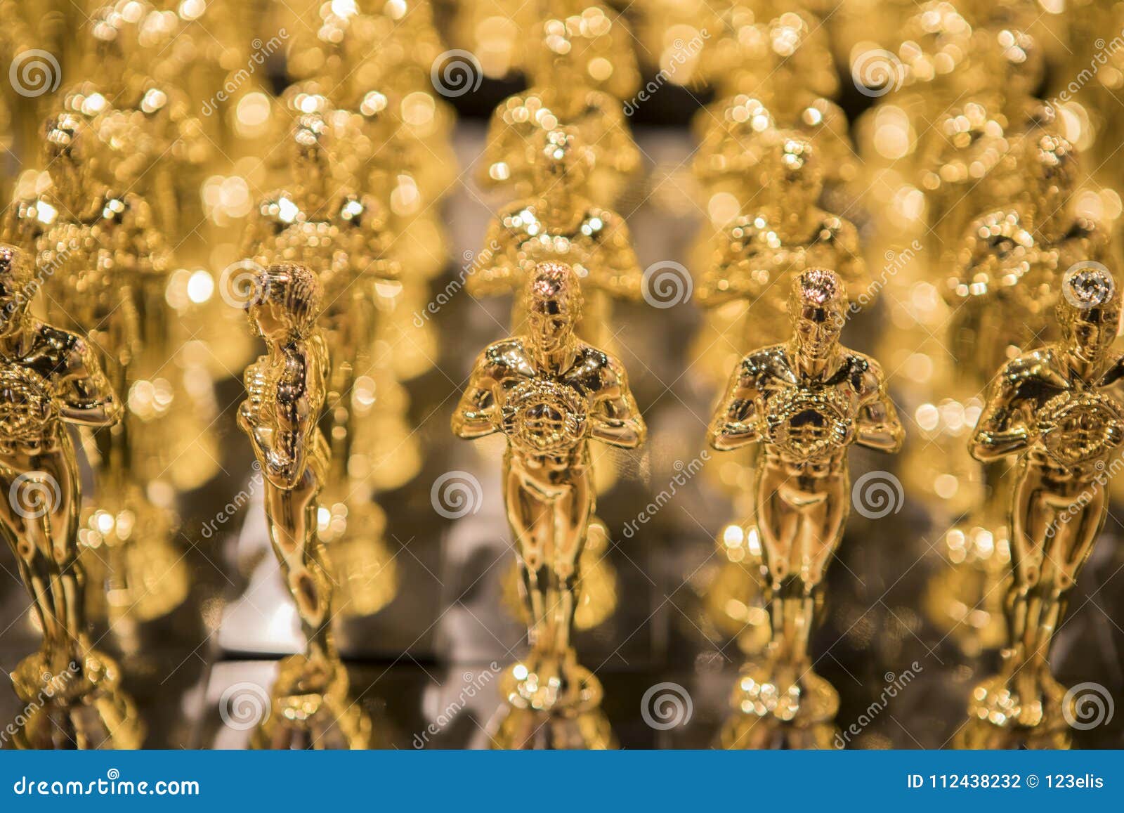 Premios de oro en fila fotografía editorial. Imagen de oscar - 112438232