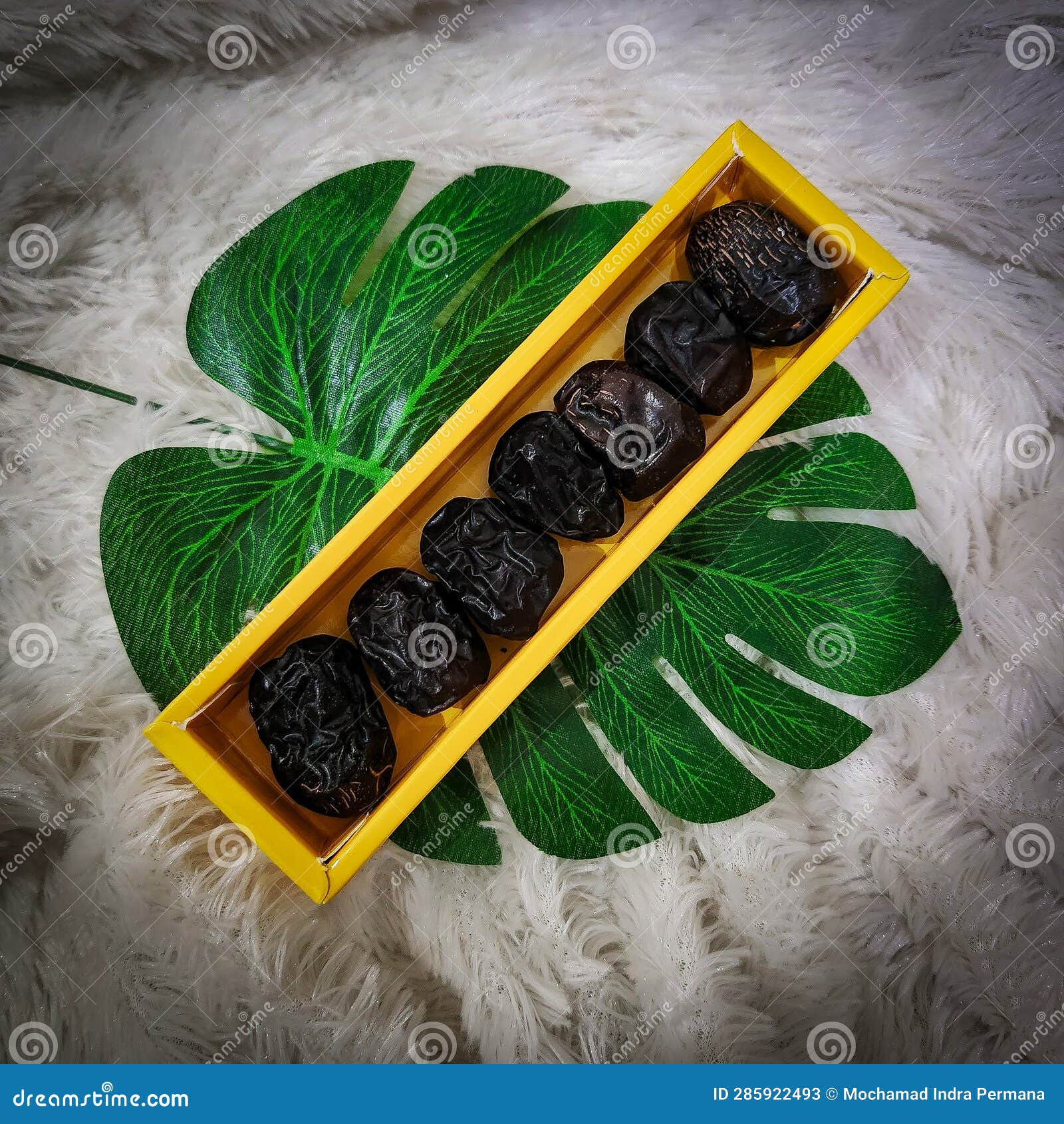 Premium Dates Fruits in a Small Yellow Package. Stock Image - Image of ...
