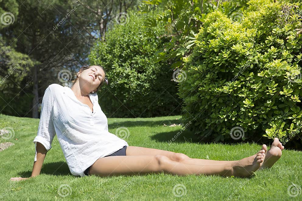 Prendre Un Bain De Soleil Heureux De Femme Image Stock Image Du