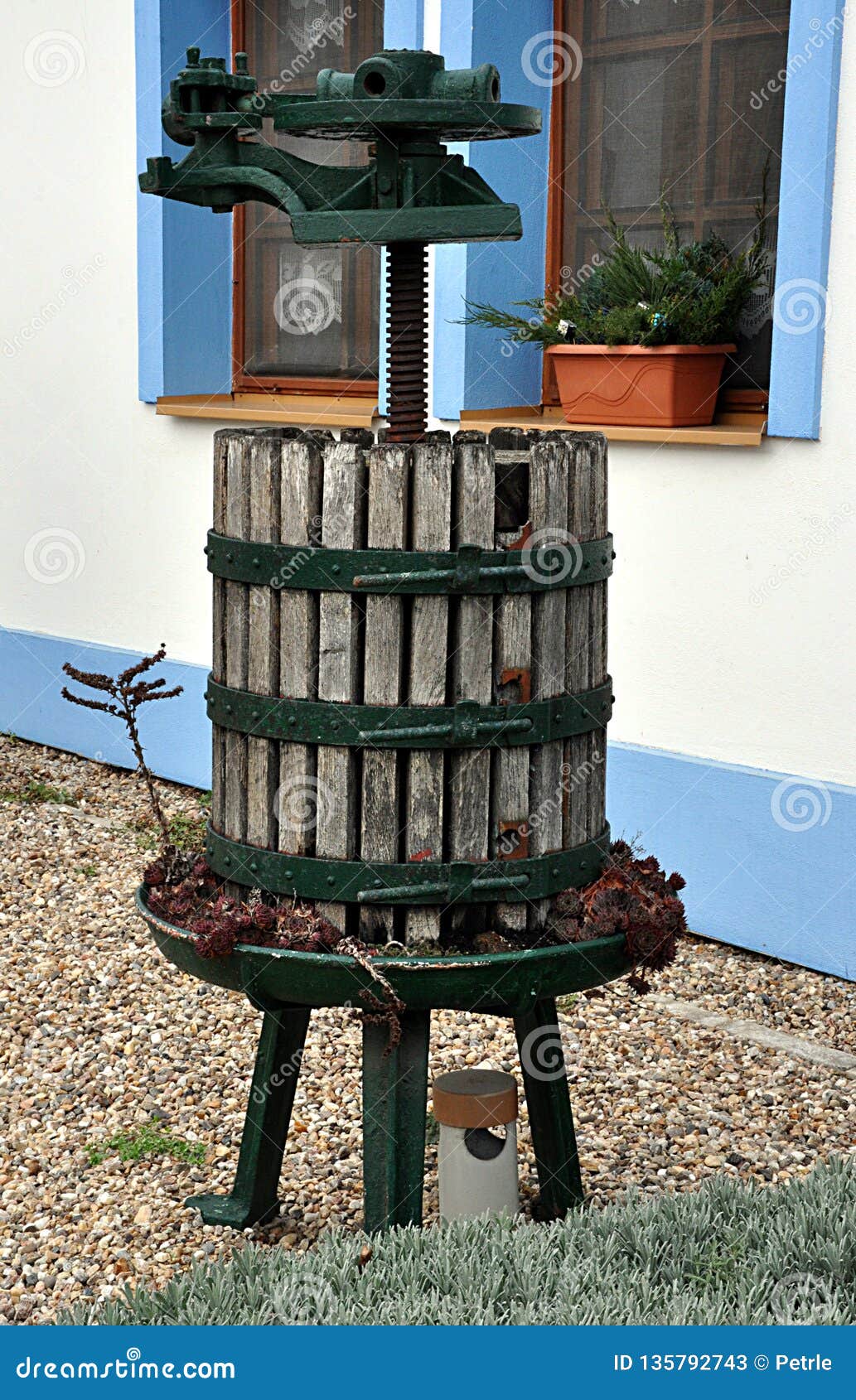 Prensa Tradicional Para Las Uvas Imagen de archivo - Imagen de técnica ...