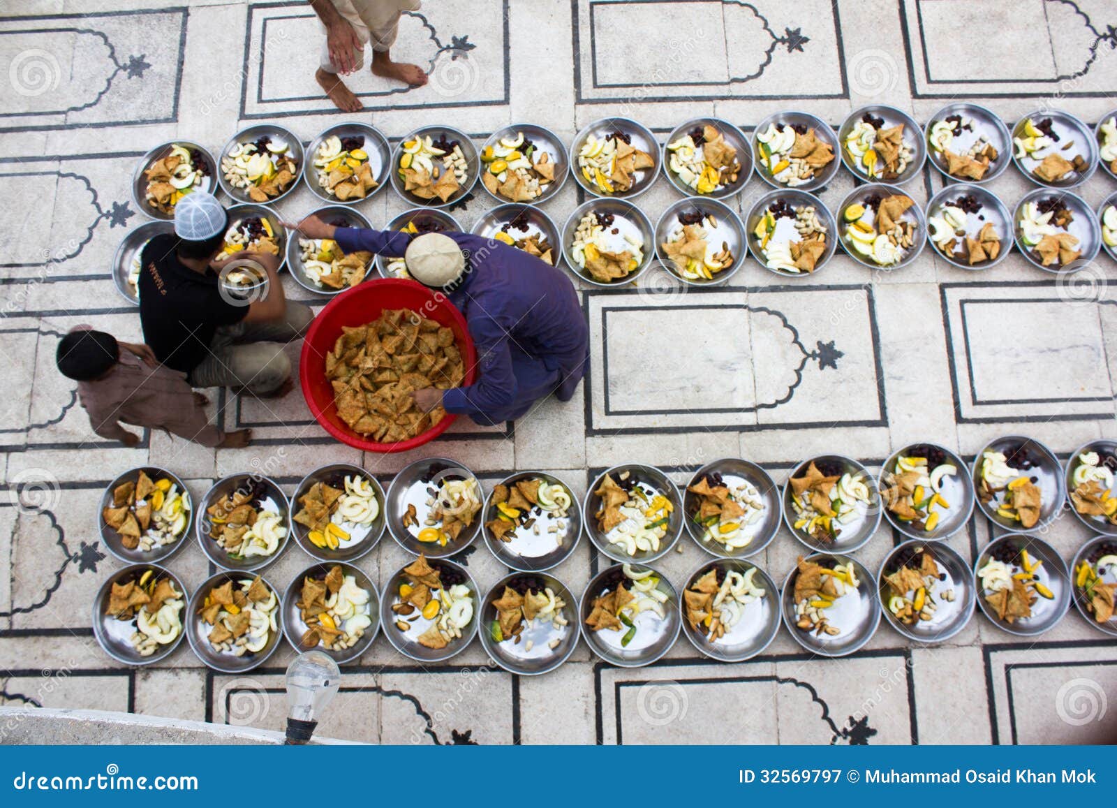 Preparación De La Comida Para Romperse Rápidamente Fotografía editorial ...