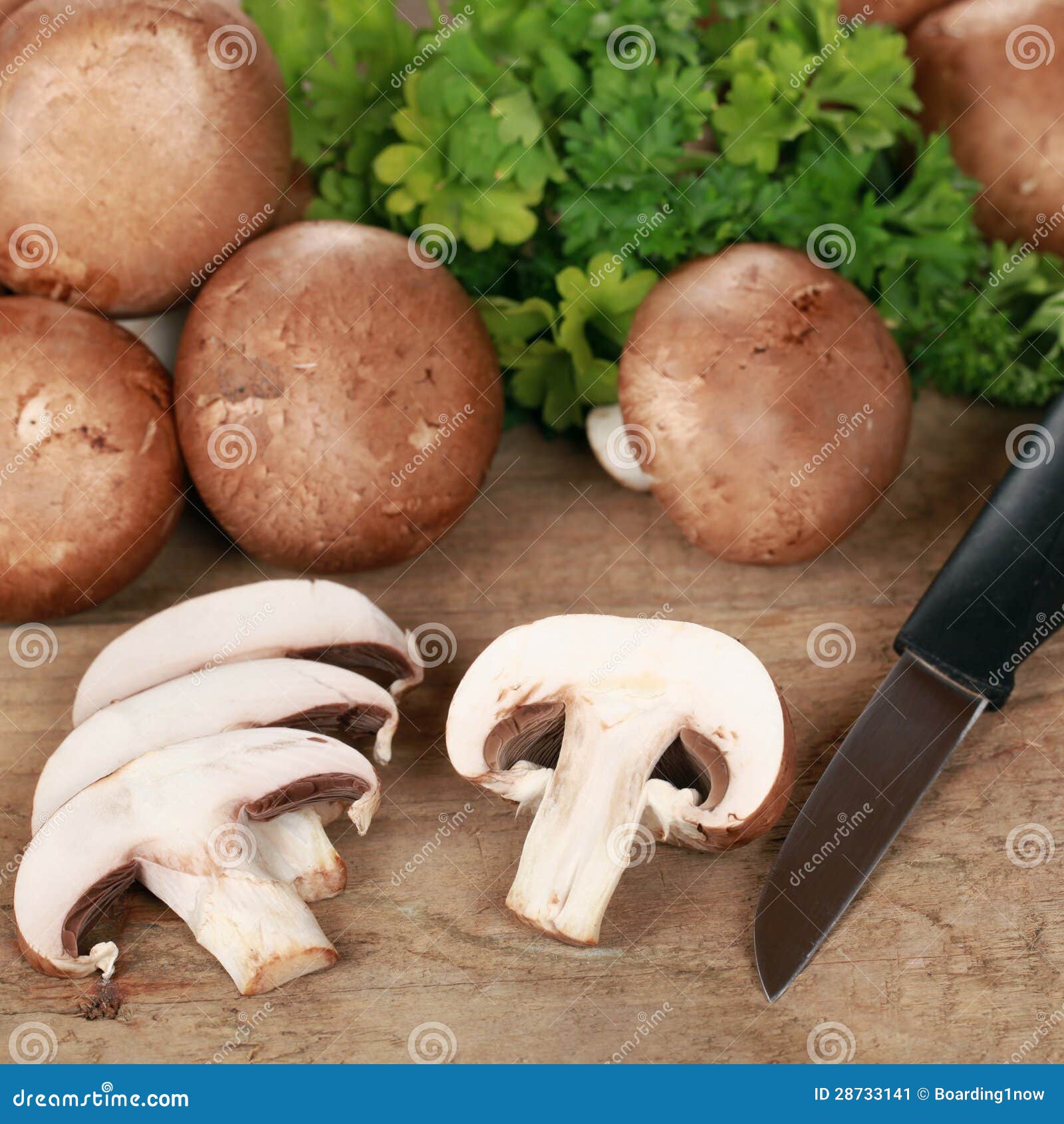 Preparación De La Comida: Setas Marrones Cortadas Imagen de archivo ...