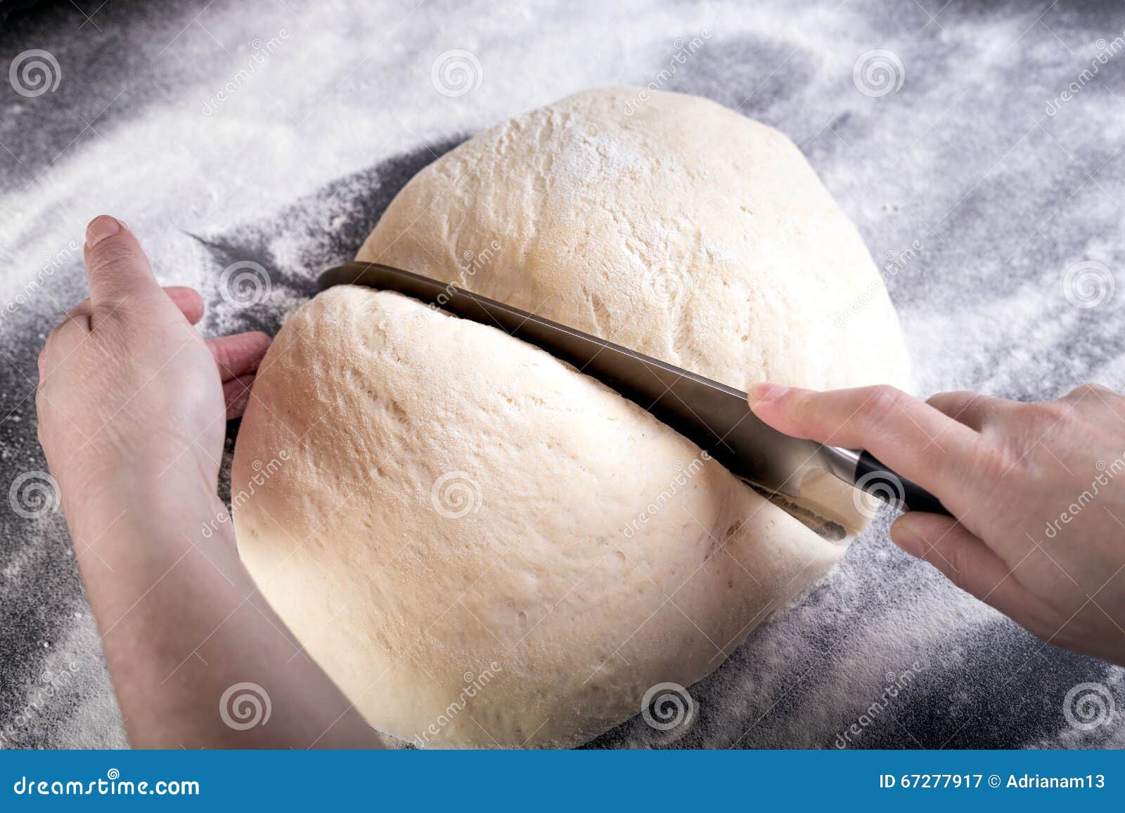 Preparando E Tagliando La Pasta Della Pizza Con Il Coltello Immagine ...