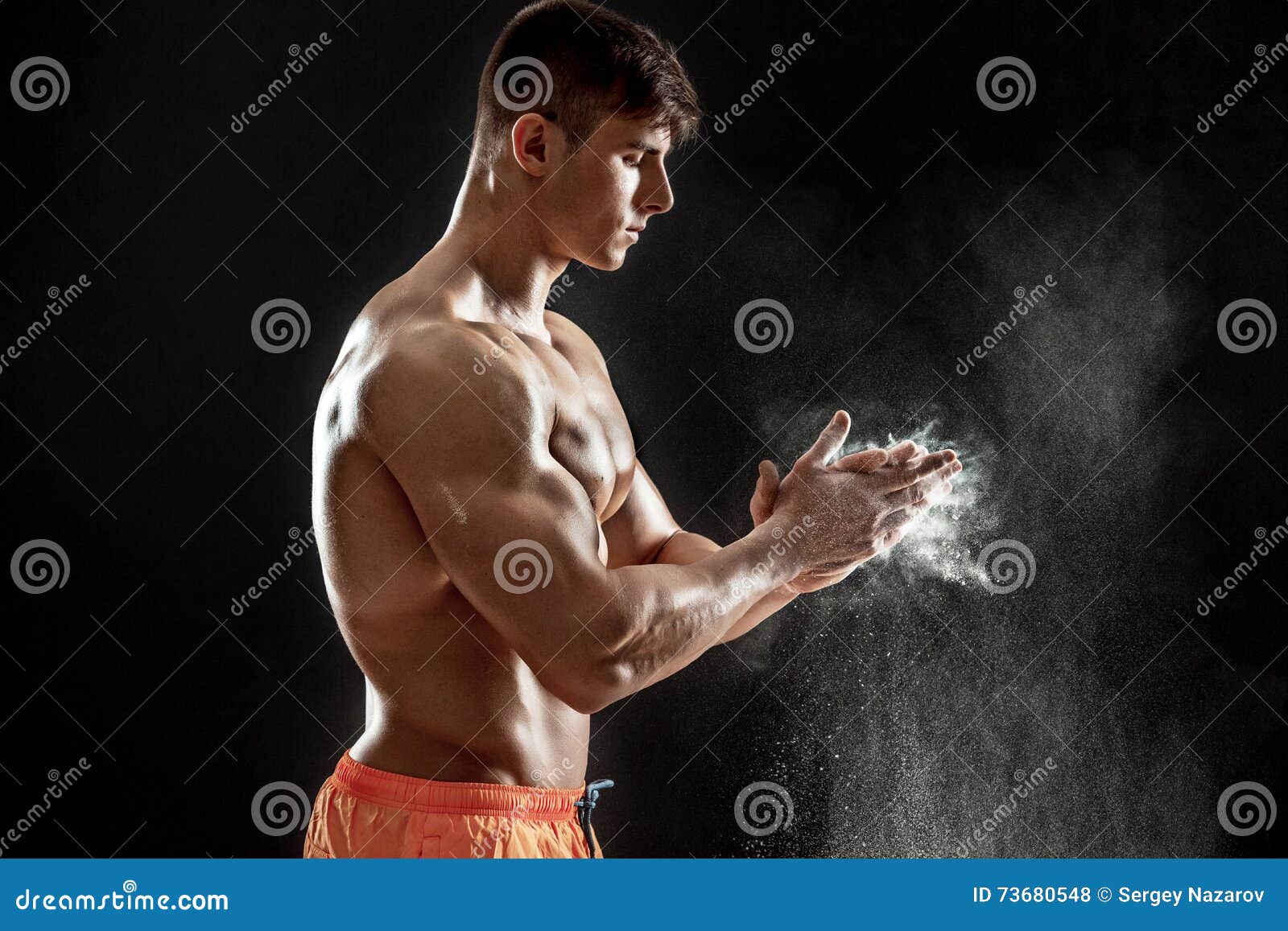 Preparando Le Mani Per I Pesi Di Sollevamento Fotografia Stock ...