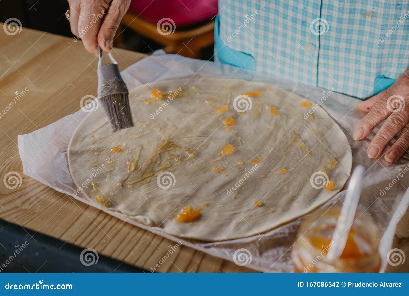 Preparando Pastel Tradicional Foto de archivo - Imagen de postres ...