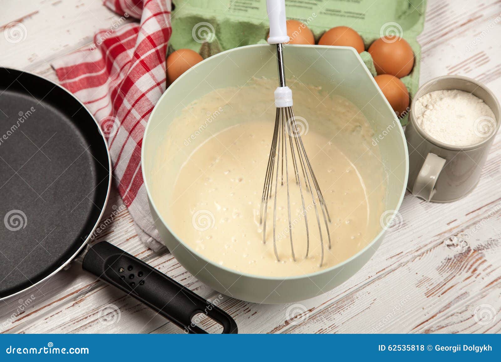 Preparando Pastella Per I Pancake Fotografia Stock - Immagine di ...