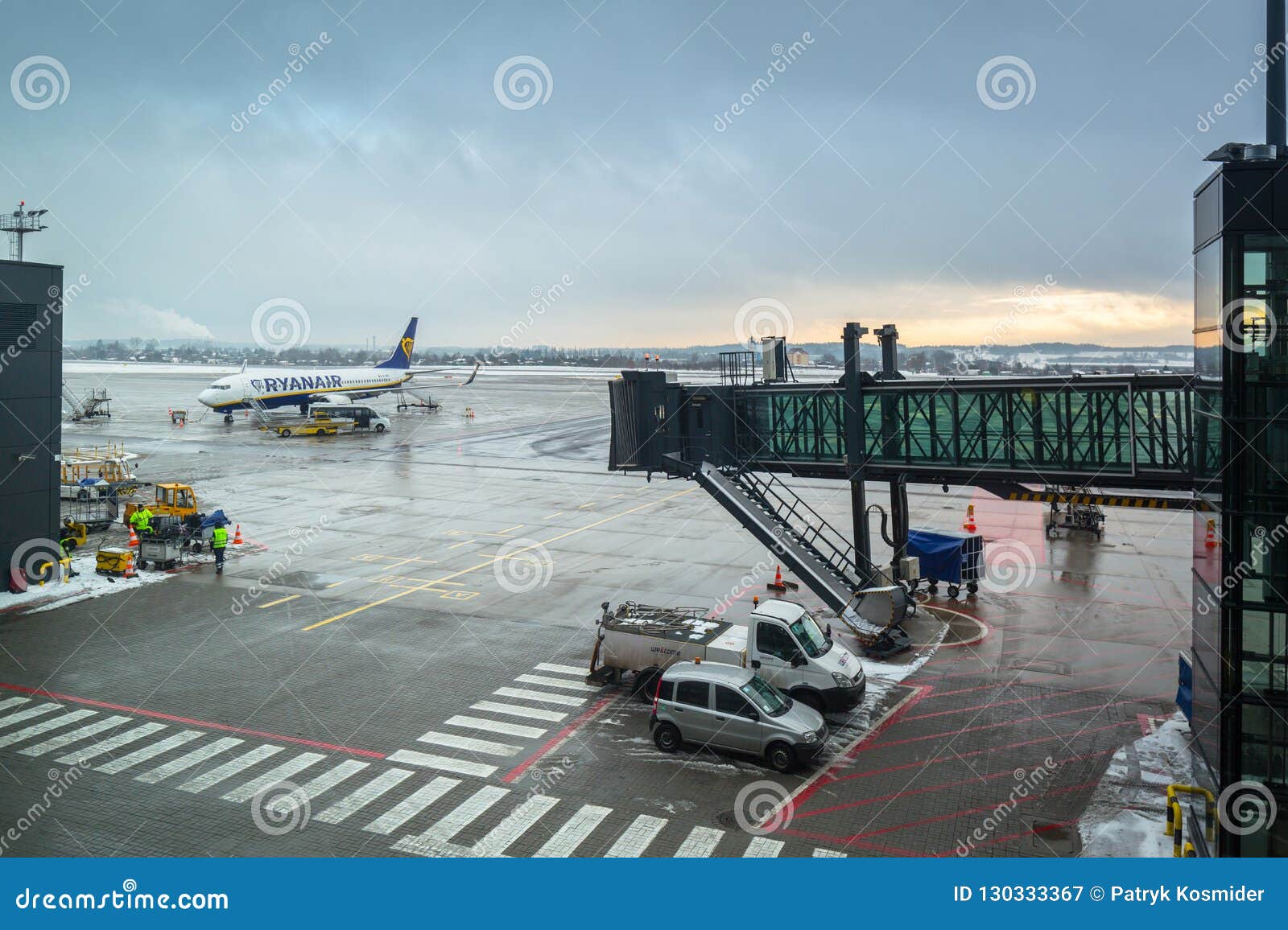 Preparando Per L'imbarco All'aereo Di Ryanair Fotografia Editoriale ...
