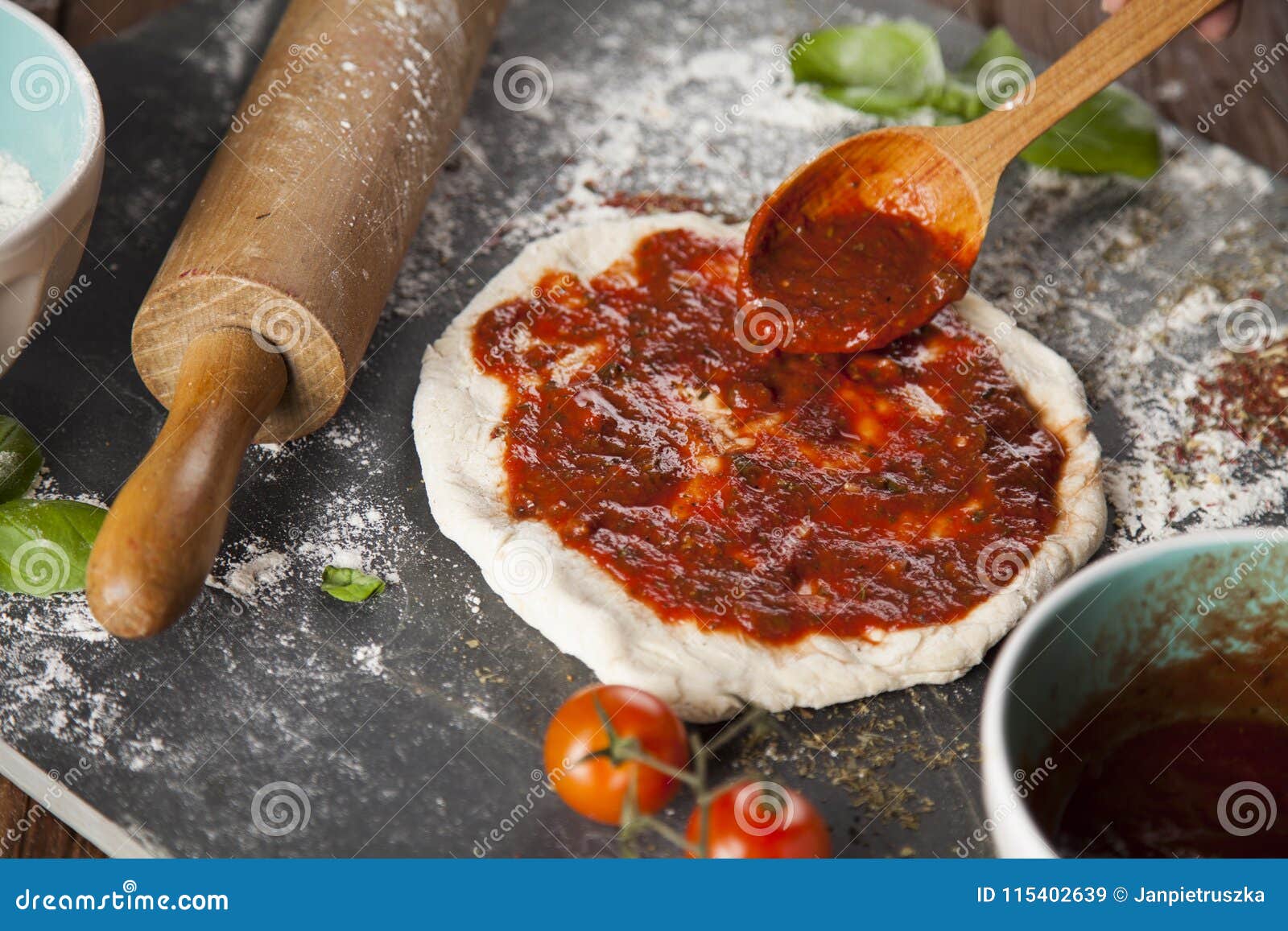 Preparando a Pizza Com Molho Da Massa E De Tomate Imagem de Stock ...