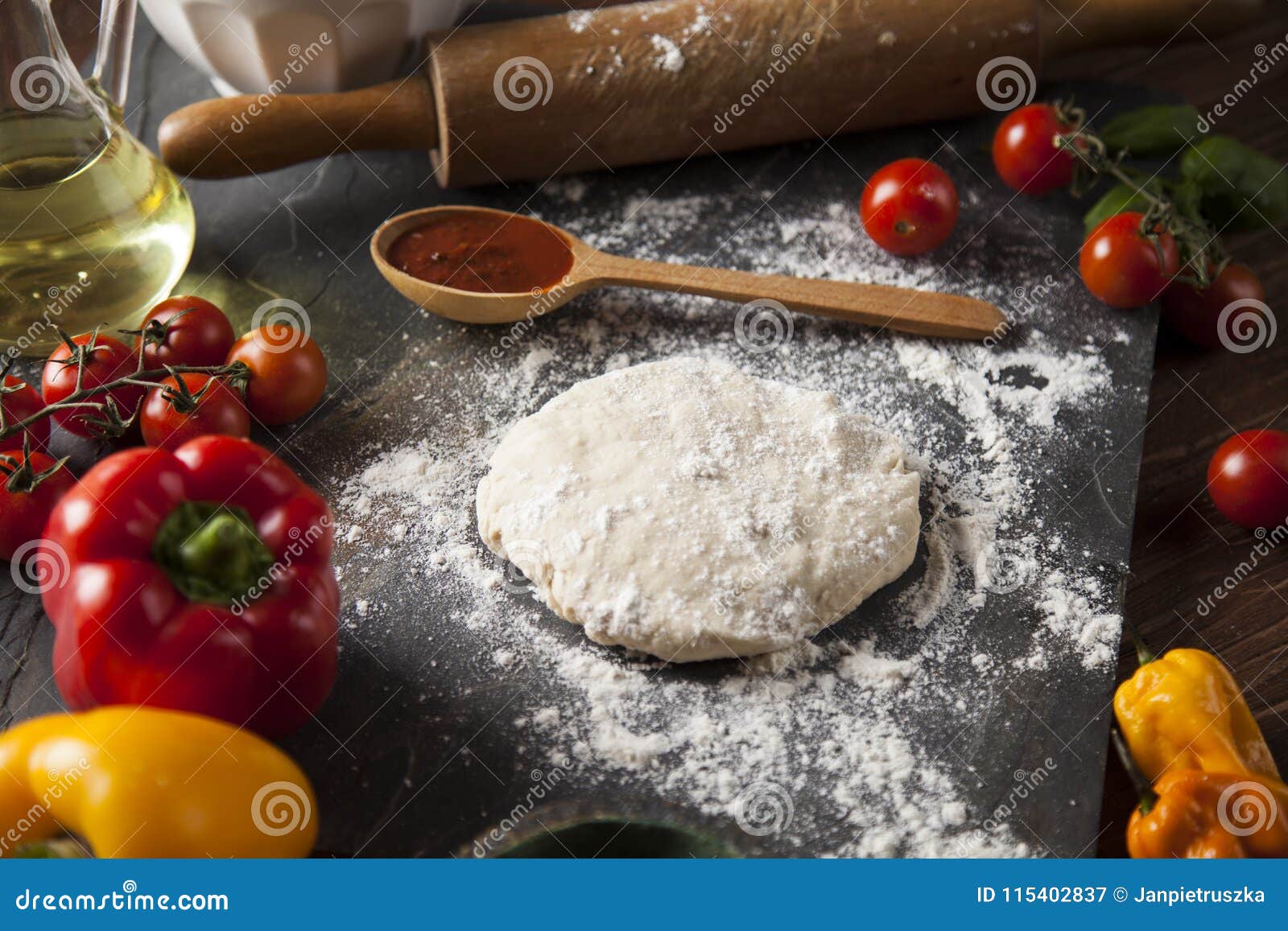Preparando a Pizza Com Molho Da Massa E De Tomate Imagem de Stock ...