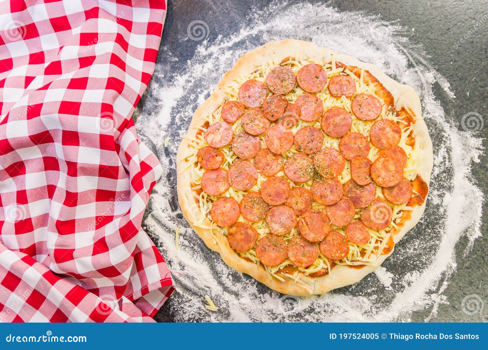 Preparando Pizza De Pepperoni En Una Mesa De Granito Negro Imagen de ...