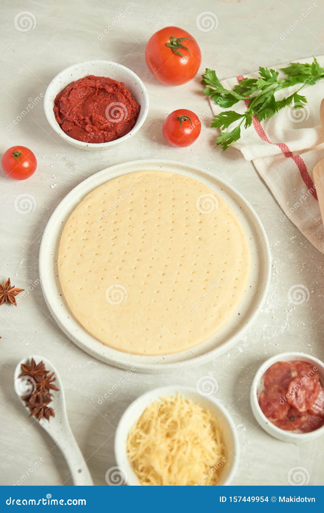 Preparando Pizzas Individuais a Partir Da Barra De Pizza Foto de Stock ...