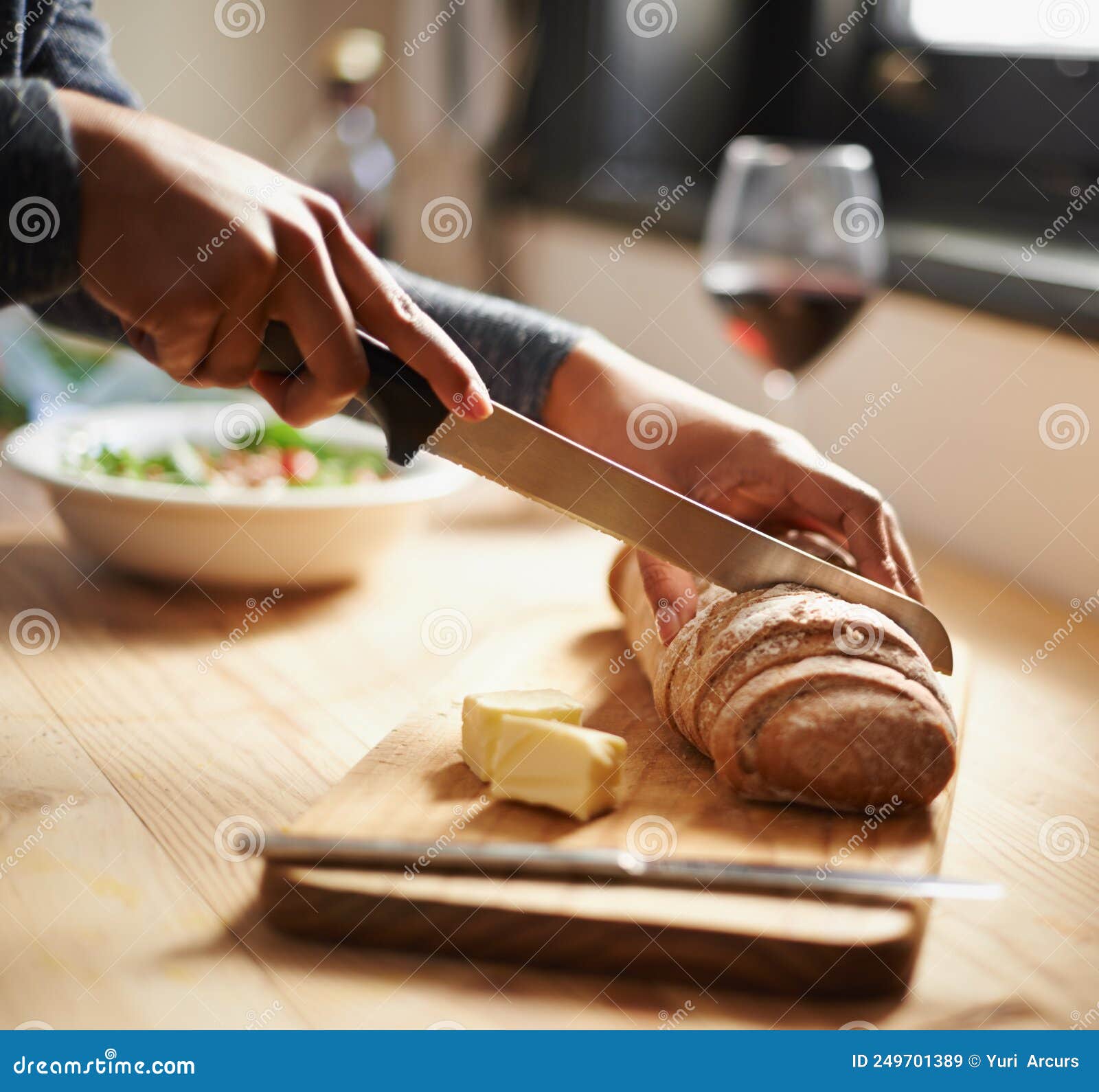 Preparar Una Comida Saludable. Una Mujer Preparando Una Comida. Imagen ...