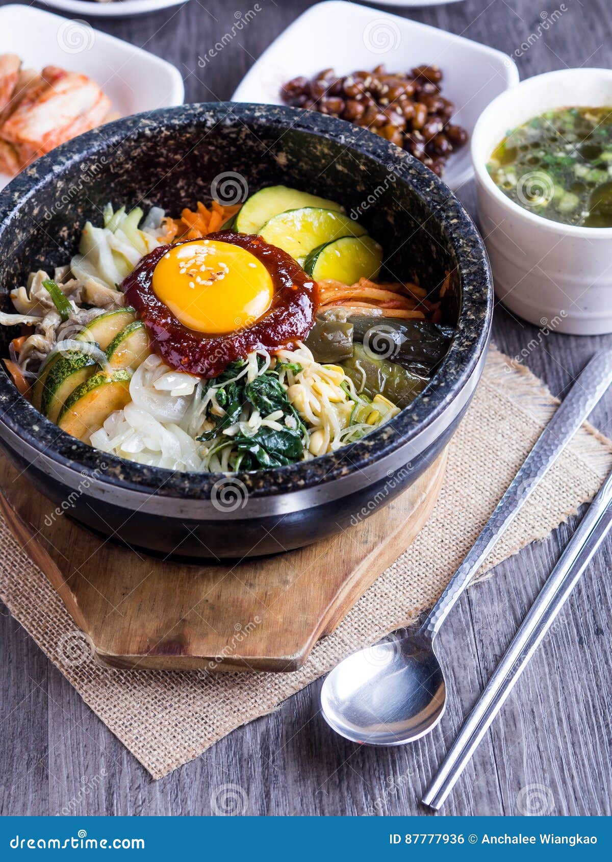 Preparato Coreano Del Riso Con Le Verdure E L'uovo Con Salsa Coreana ...