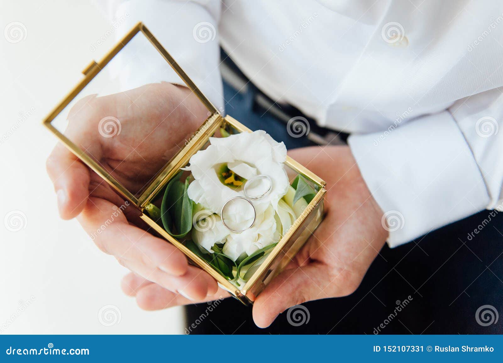 Prepare Llevar a Cabo Los Anillos De Bodas En Caja, Los Anillos Del ... Prepare Llevar a Cabo Los Anillos De Bodas En Caja, Los Anillos Del ...
