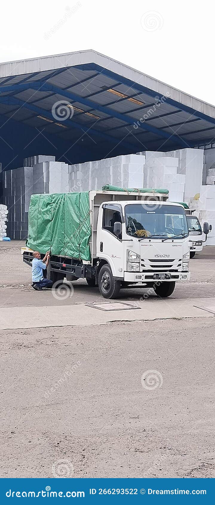 Prepare and Packing of the Truck Editorial Photography - Image of ...