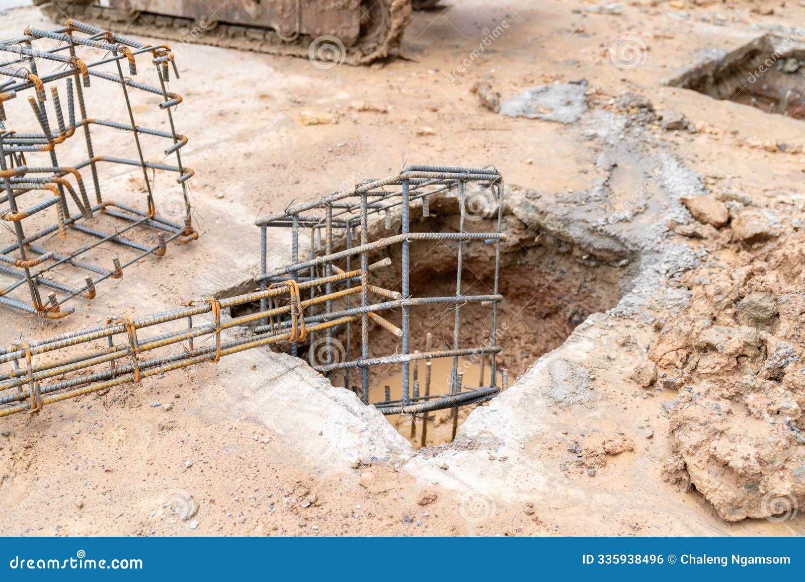 Prepare Reinforcement Column for Pour Concreat Footing Stock Photo ...