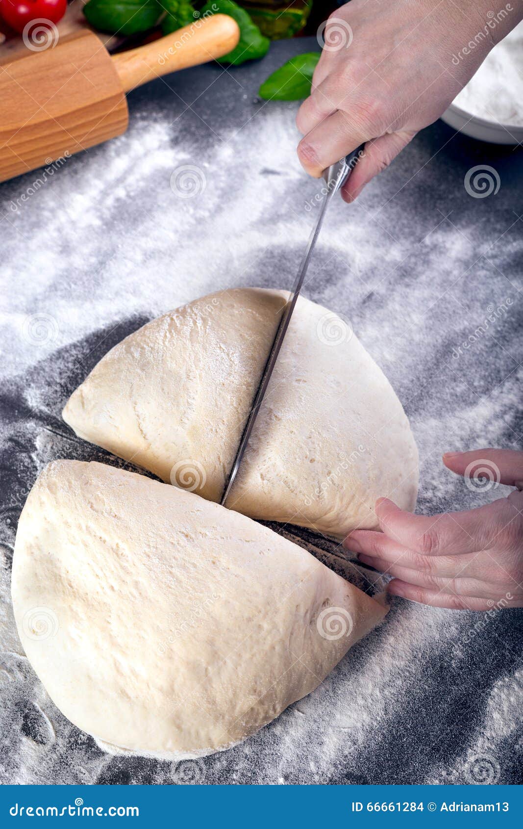 Prepering E Pasta Della Pizza Di Taglio Con Il Coltello Fotografia ...