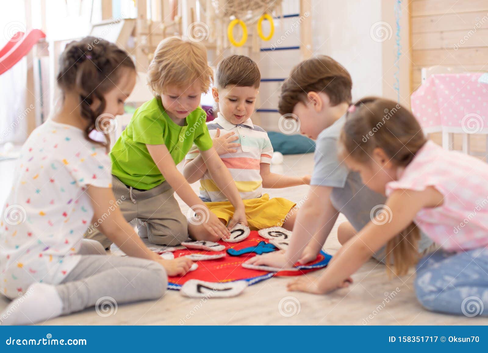 Preschool Kids Learning How To Tell Time From Clock And Set The Hands ... Preschool Kids Learning How To Tell Time From Clock And Set The Hands ...