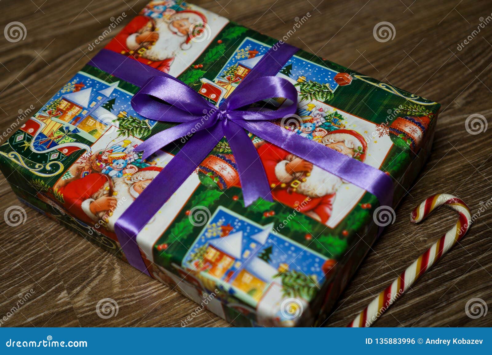 Presente Com Curva E Os Doces Azuis Foto de Stock - Imagem de filial ...