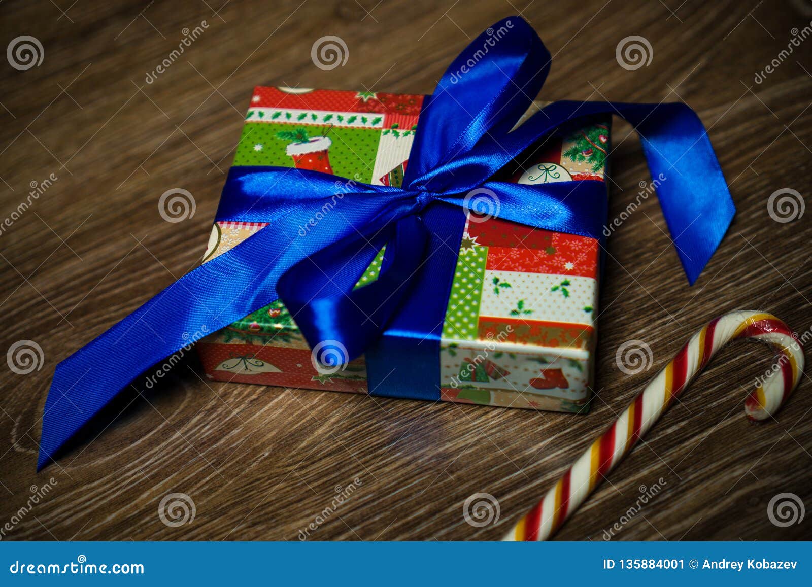 Presente Com Curva E Os Doces Azuis Imagem de Stock - Imagem de feriado ...