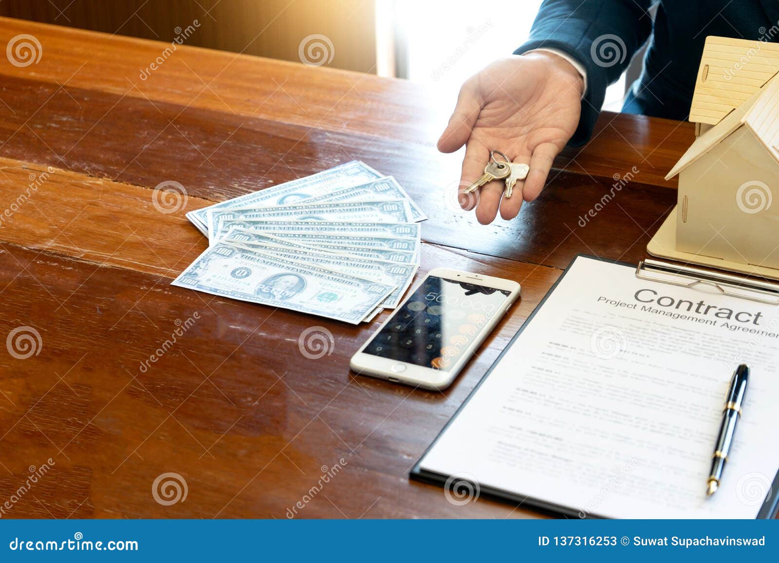 Presente Del Hombre De Negocios O Intentar Vender Para El Cliente ...