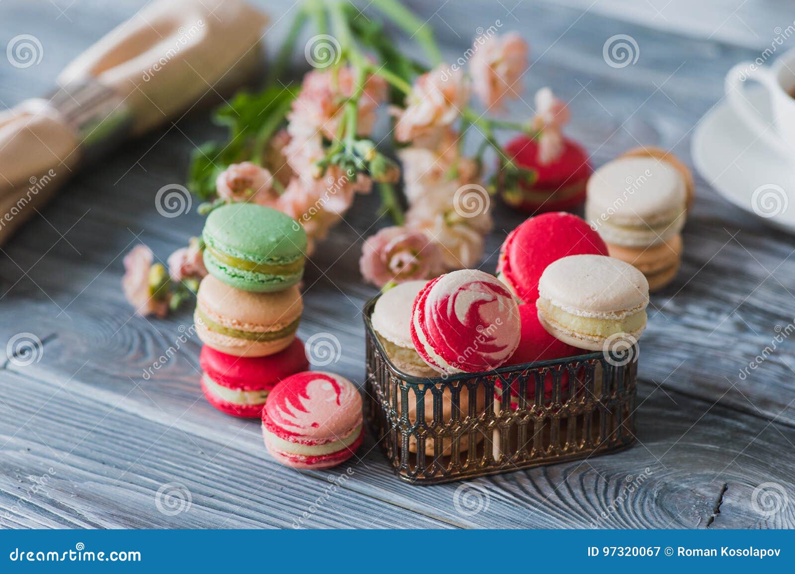 Presente Do Amor Com Flores E Macarons Imagem de Stock - Imagem de ...